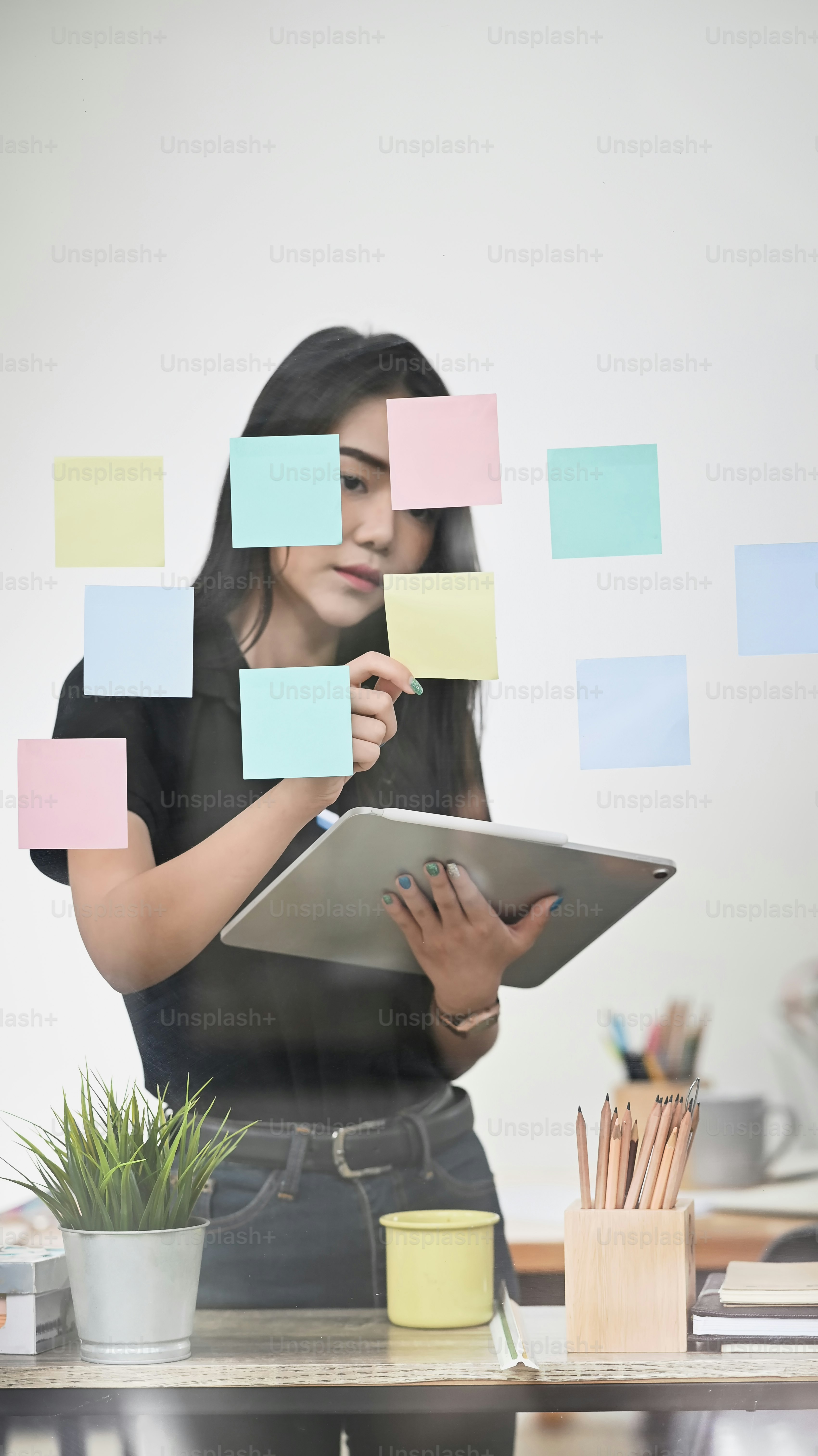 Foto Mulher nova colando nota de papel nas janelas com memória e ...
