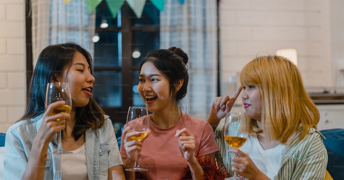집에서 아시아 여성 파티를 하고 밤에는 거실의 소파에서 함께 즐거운 시간을 보내는 여성 칵테일 이야기 십 대 젊은 친구는