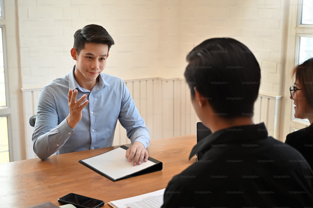 Foto Joven hablando con el trabajo de la entrevista en la oficina ... Foto Joven hablando con el trabajo de la entrevista en la oficina ...