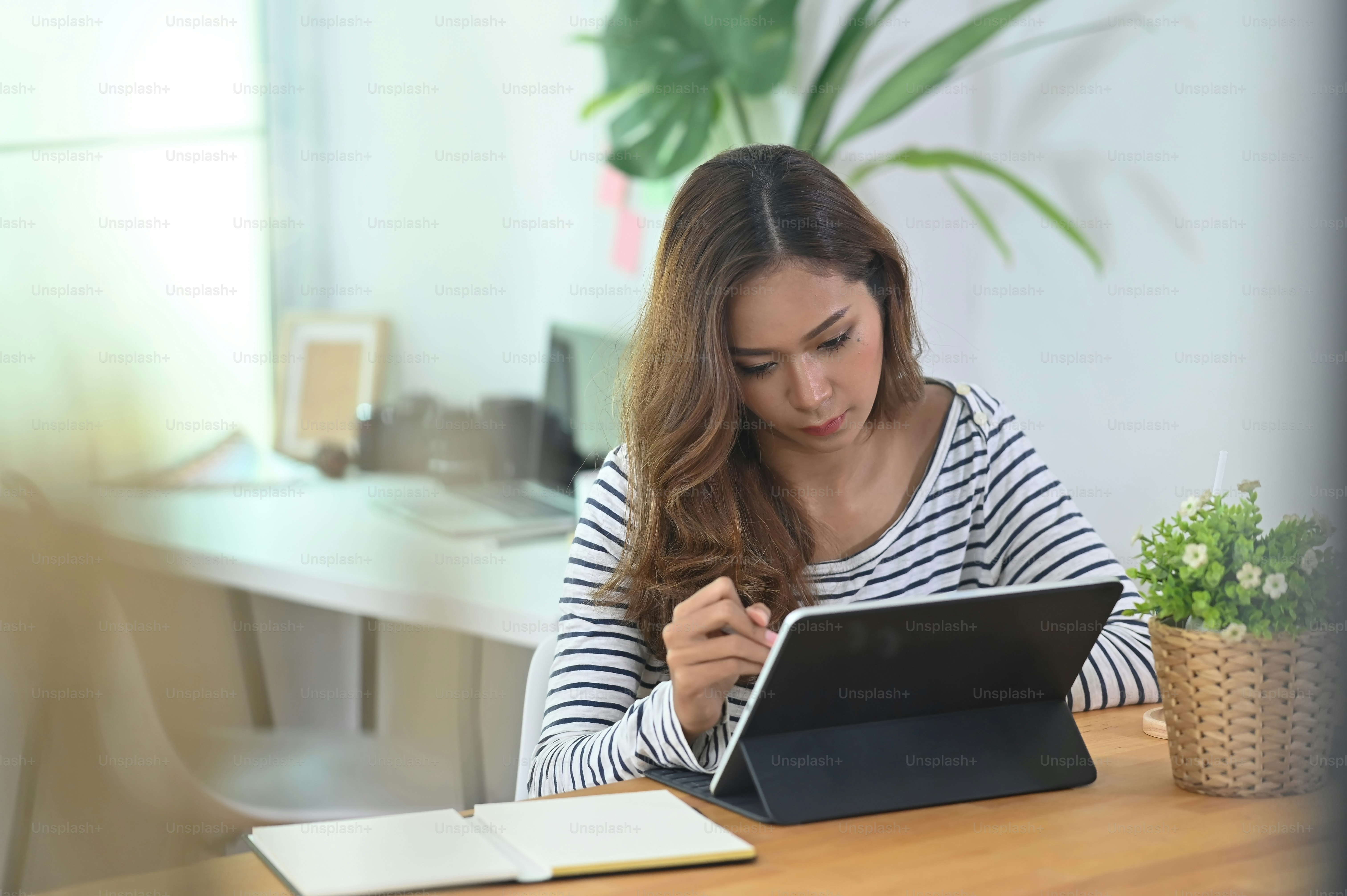 Mujer creativa trabajando con tableta en el espacio de trabajo del ...