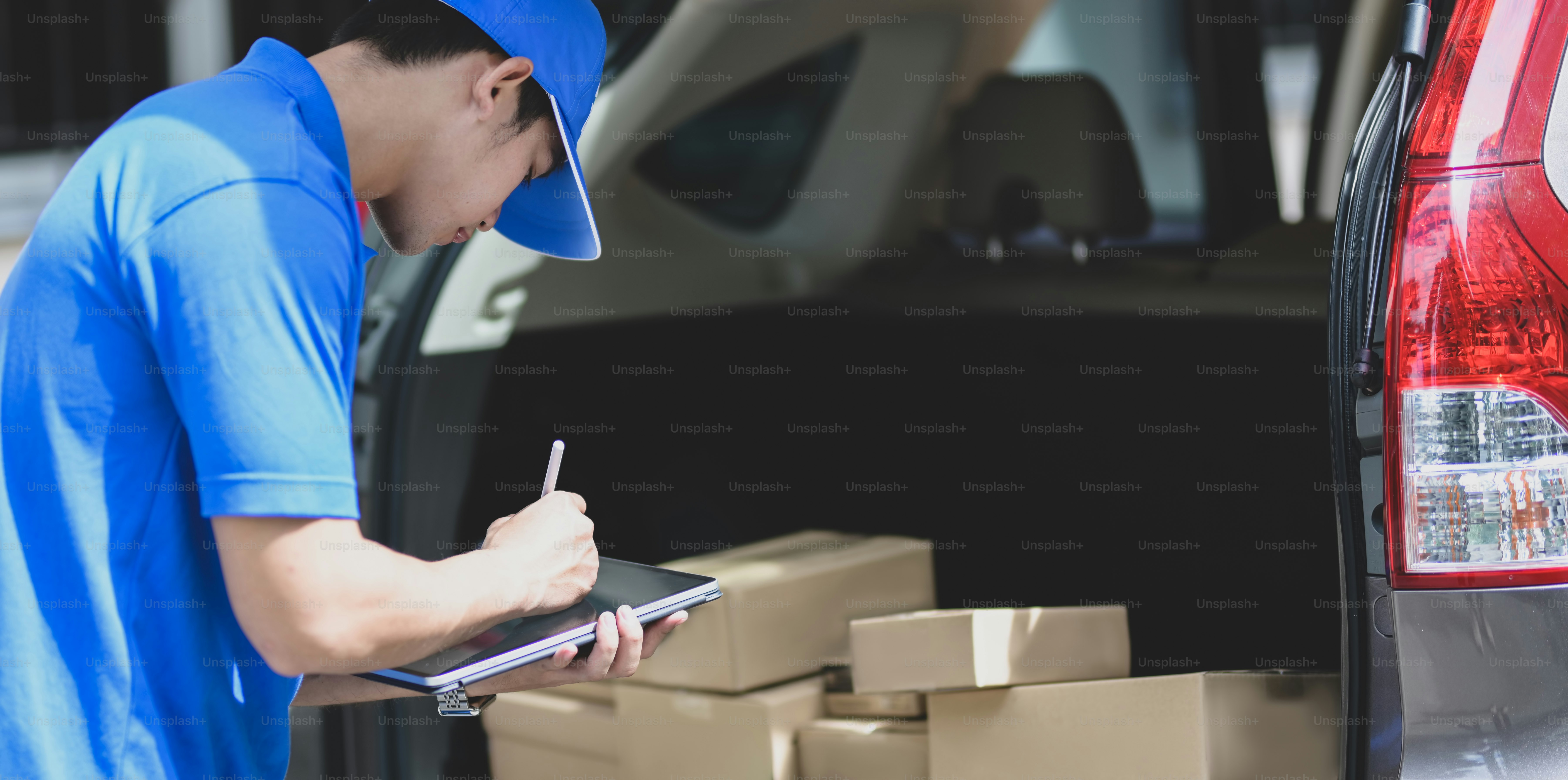 Foto zum Thema Professioneller Zusteller, der die Produkte für den ...