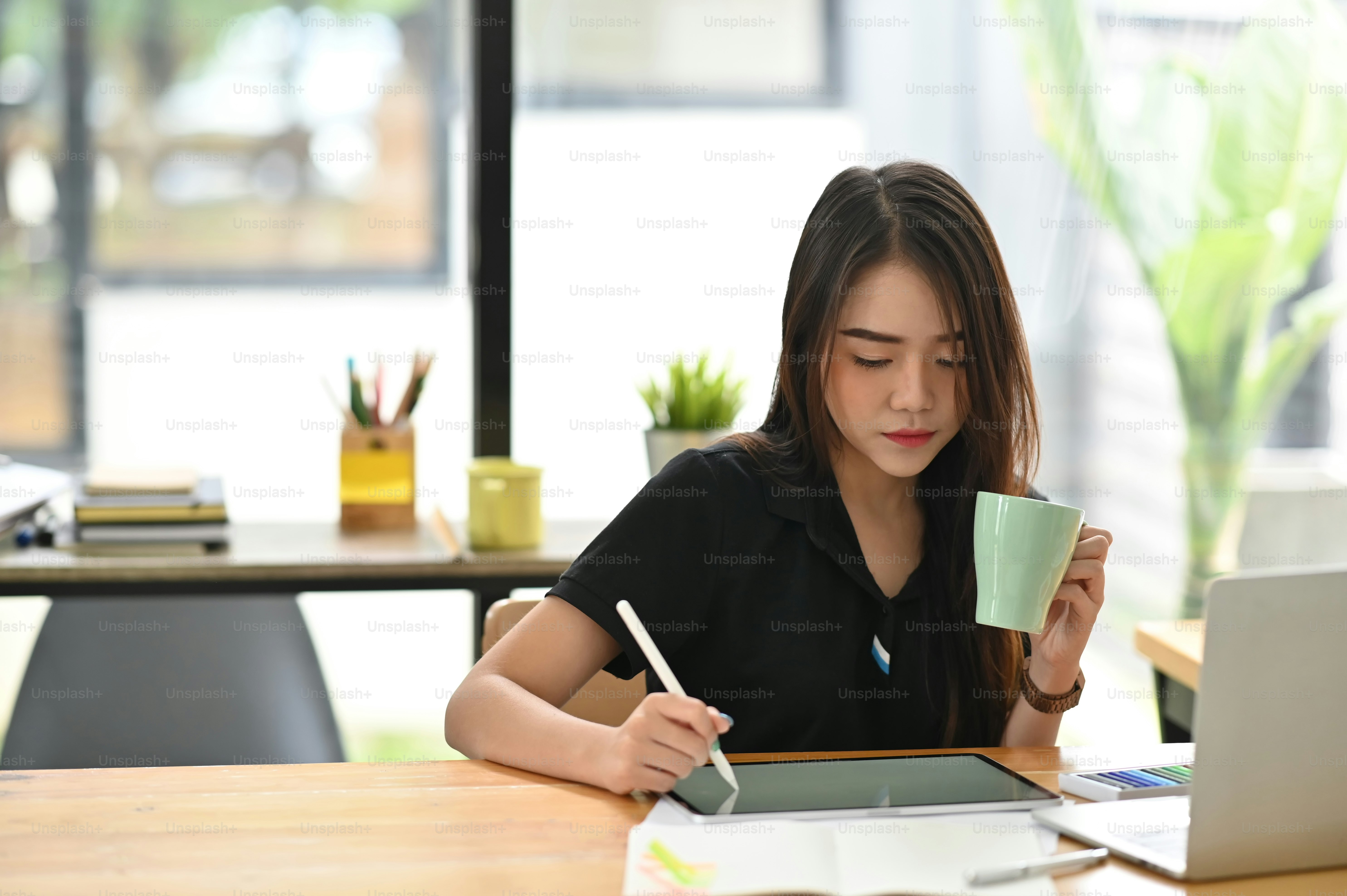 Foto Mujer creativa que trabaja en el lugar de trabajo del artista ...
