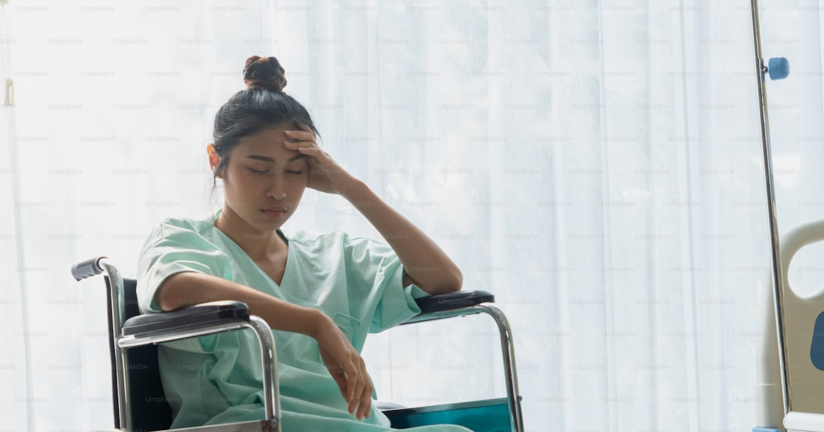 병원 병동에서 휠체어에 앉아 있는 심각한 환자 나쁜 건강 결과는 환자를 불행하게 만듭니다 의료 과실 개념입니다 사진