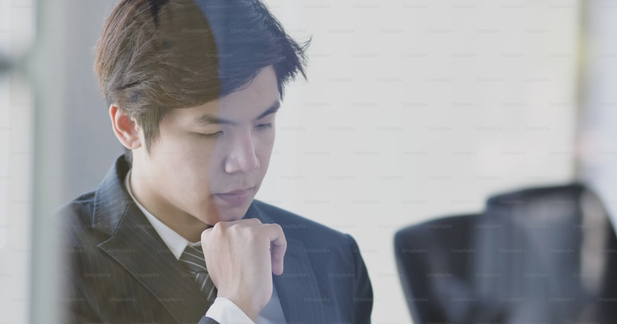 노트북에서 일하고 고객을 위해 법적 문서를 제공하는 남성 변호사 사진 Unsplash의 양복 이미지