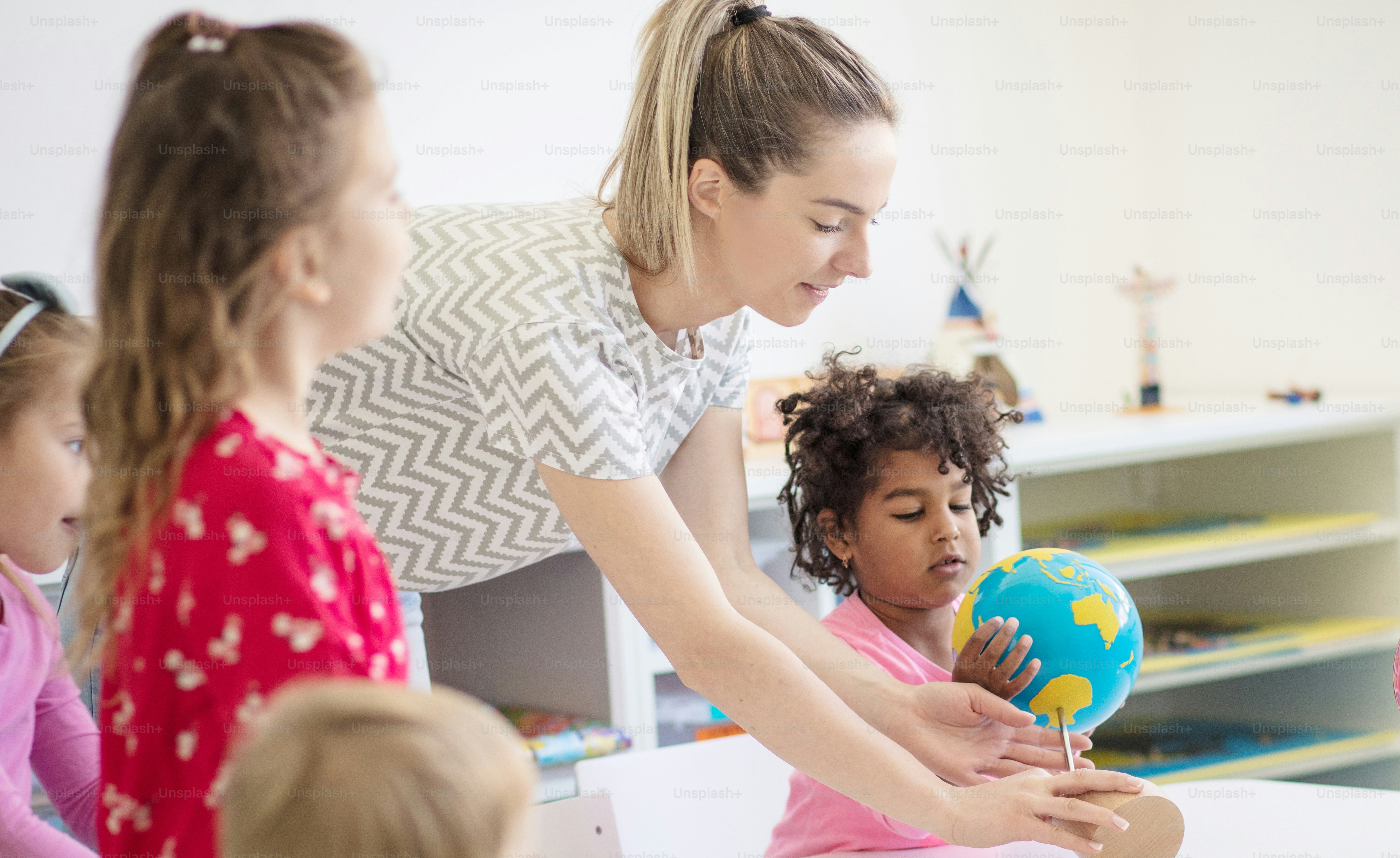 El mundo es grande. Niños en preescolar. foto – Imagen de Deberes en ...
