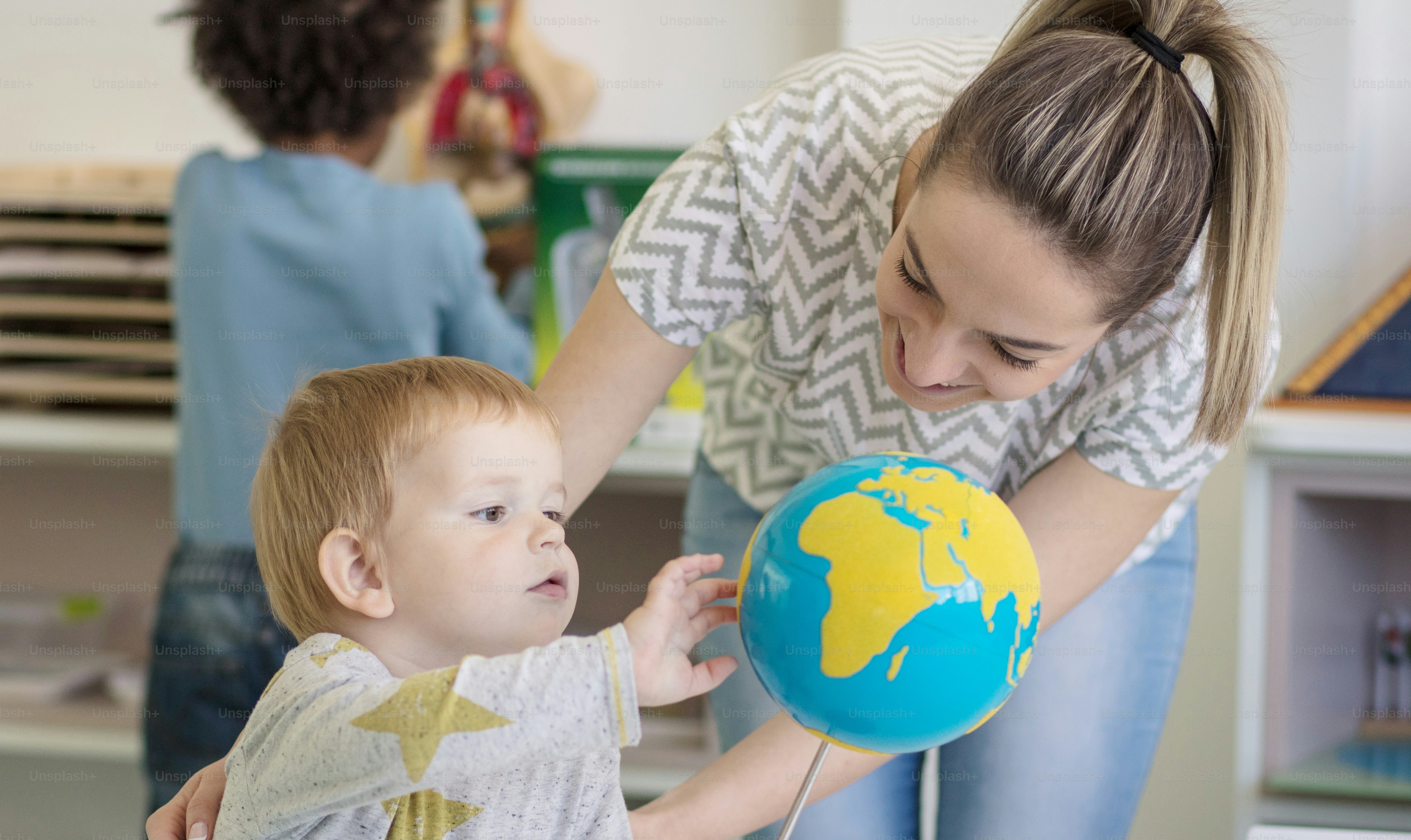 Curious boy. Child in school. photo – Worldwide Image on Unsplash
