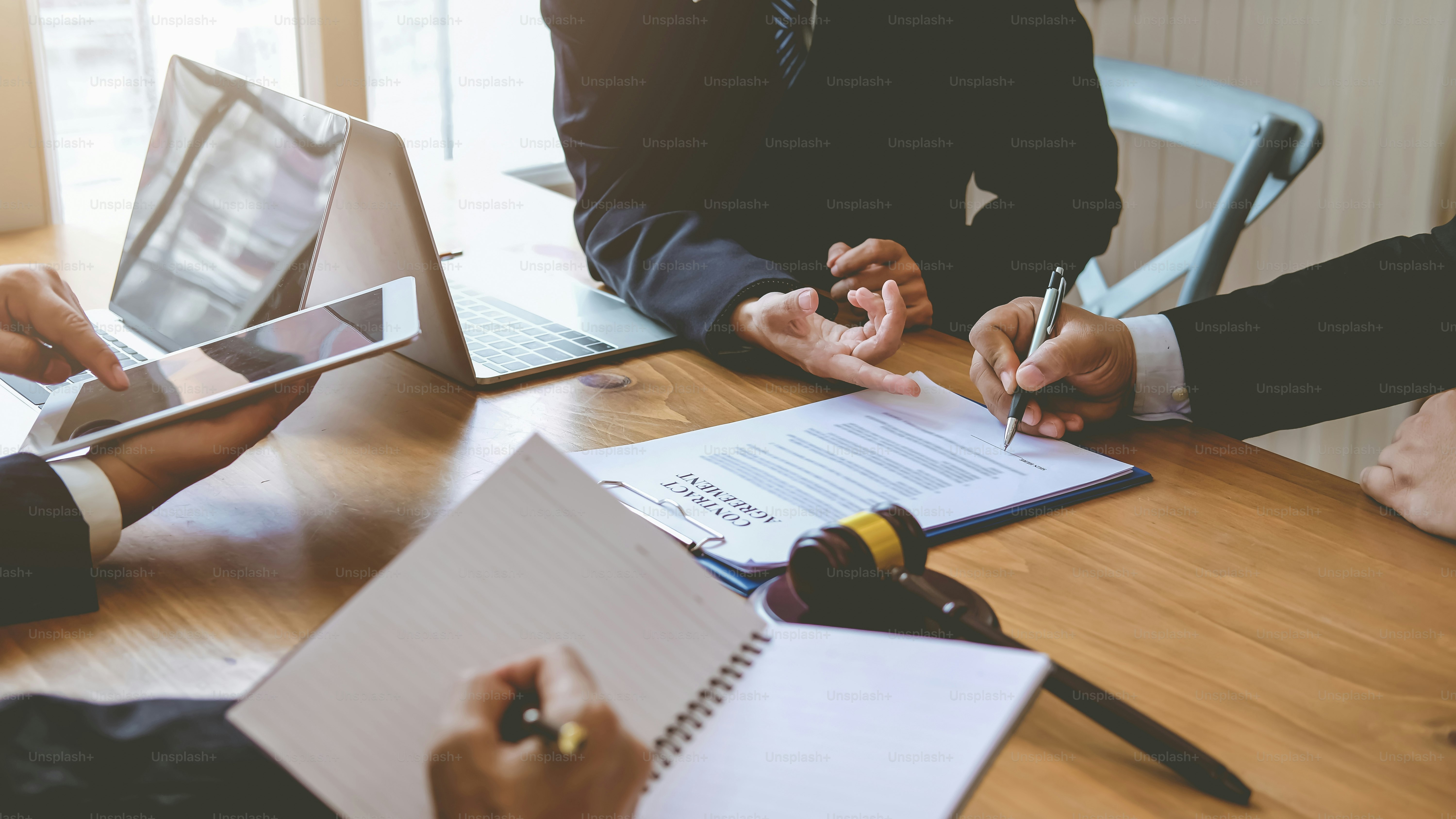 Signez un contrat d’affaires devant le juge ou l’avocat pour confirmer ...
