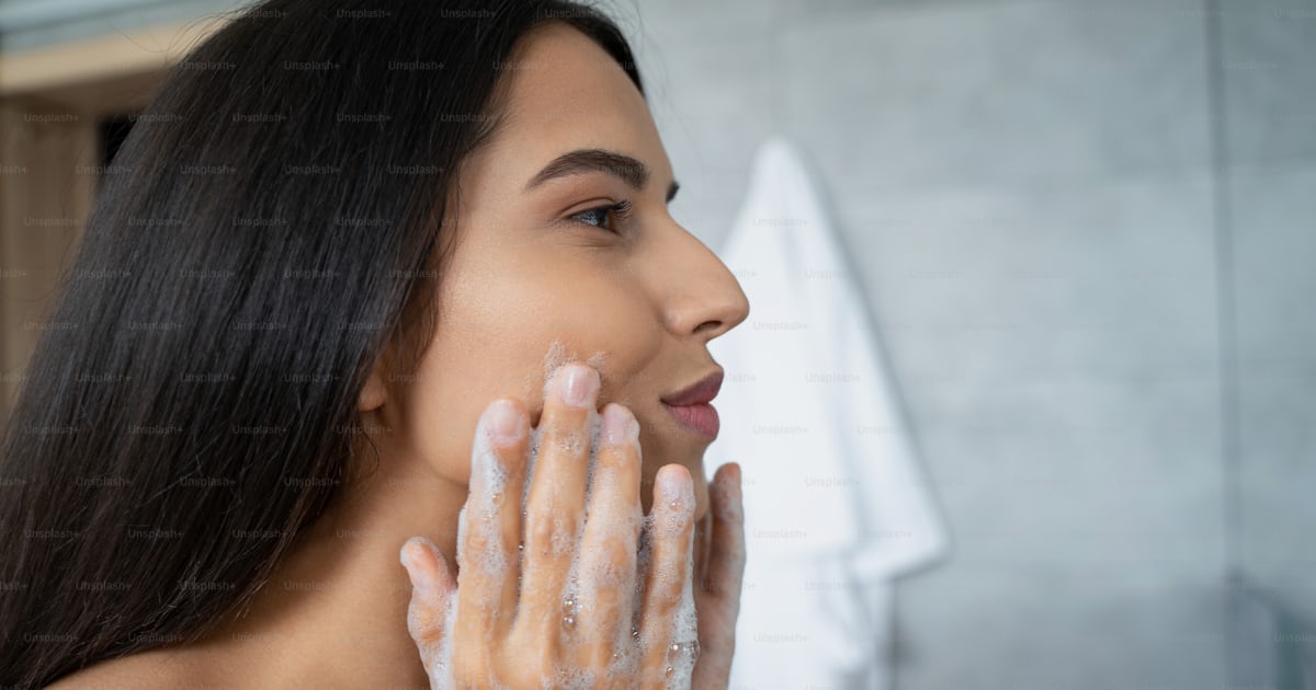 Foto Vista Lateral De Una Mujer Joven Y Bonita Y Seria Lavándose La