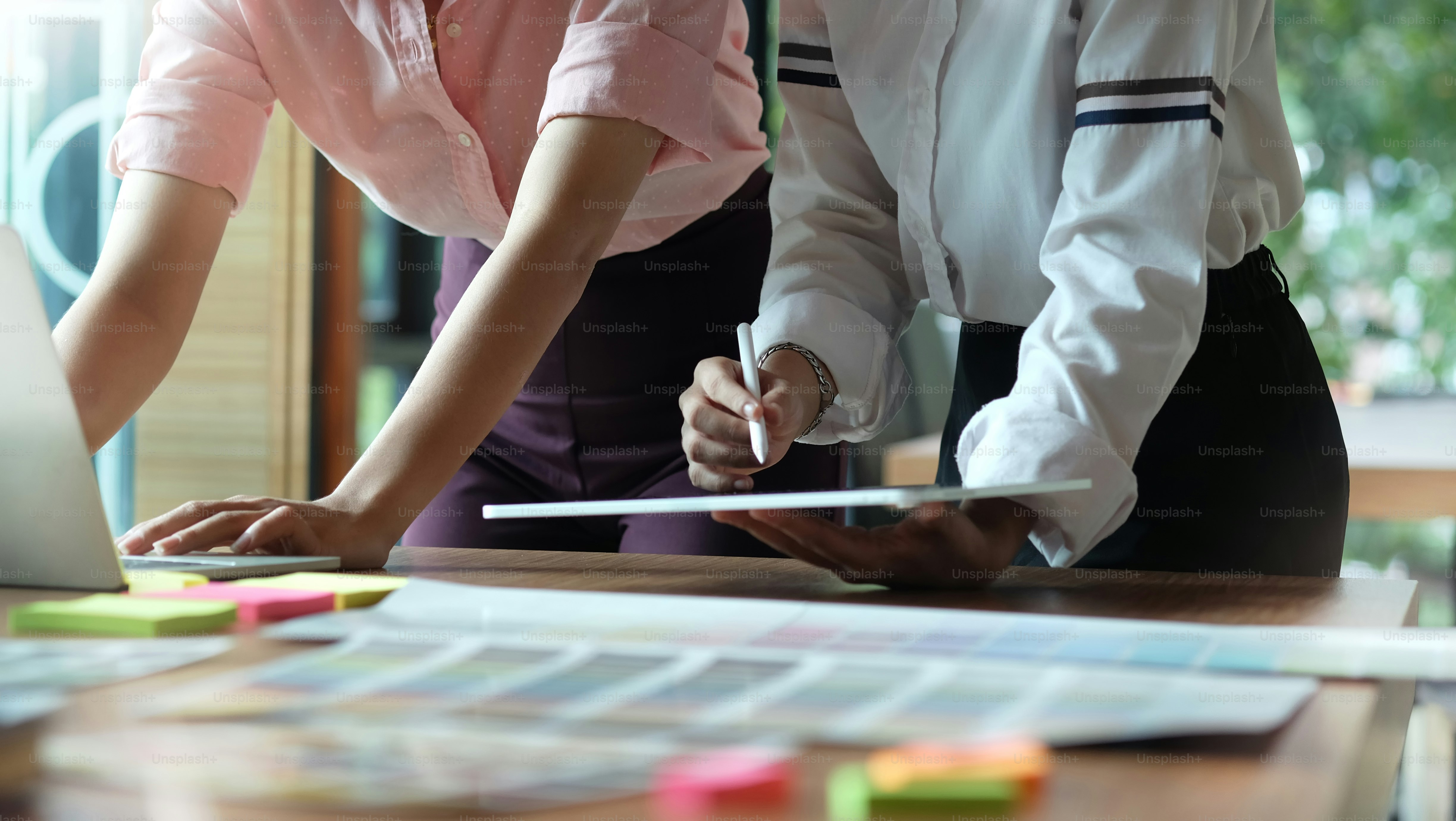 Foto zum Thema Designer, der mit UX-UI-Design arbeitet. – Bild zu ...