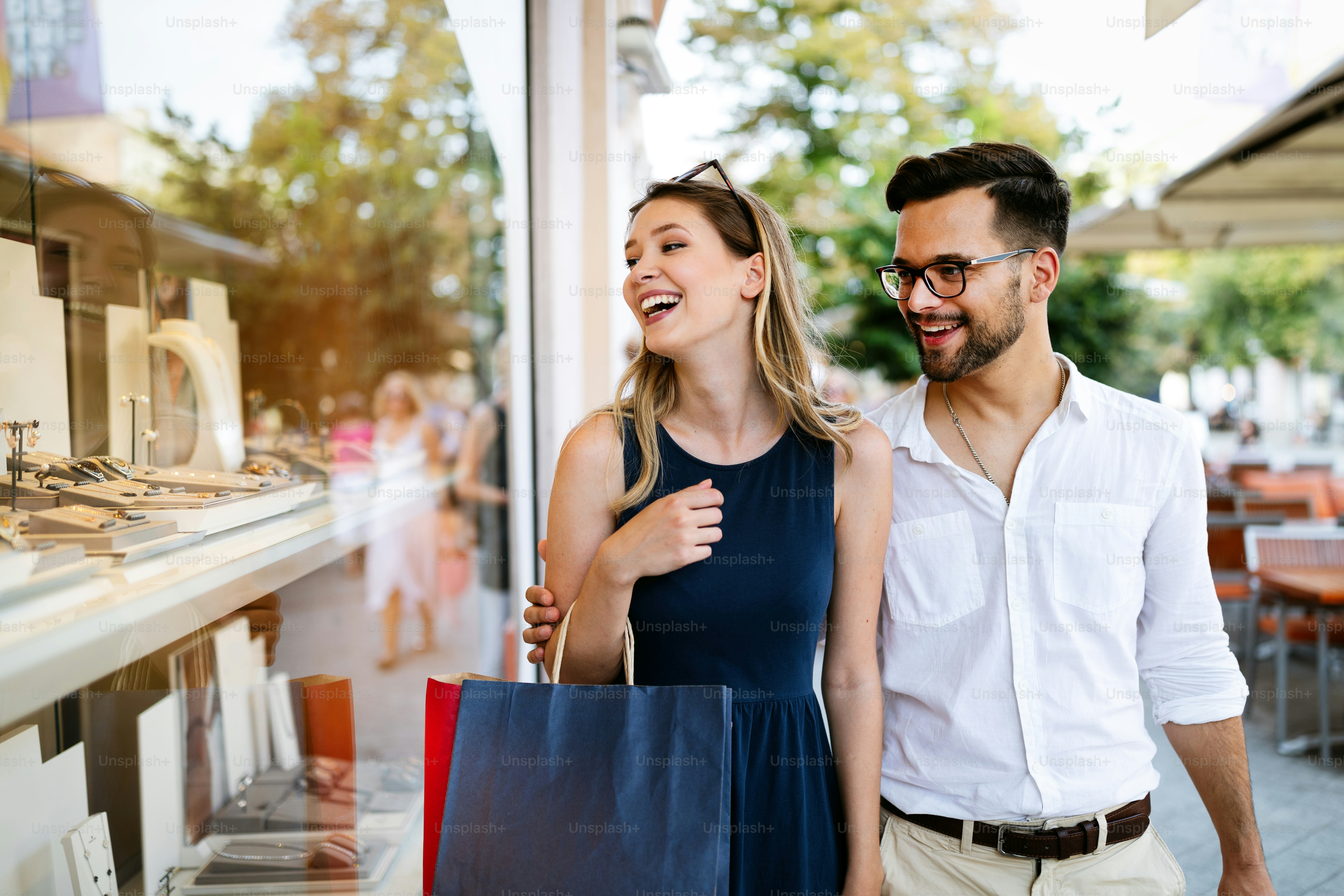 Foto Pareja feliz de turistas comprando y caminando en una calle de la ...