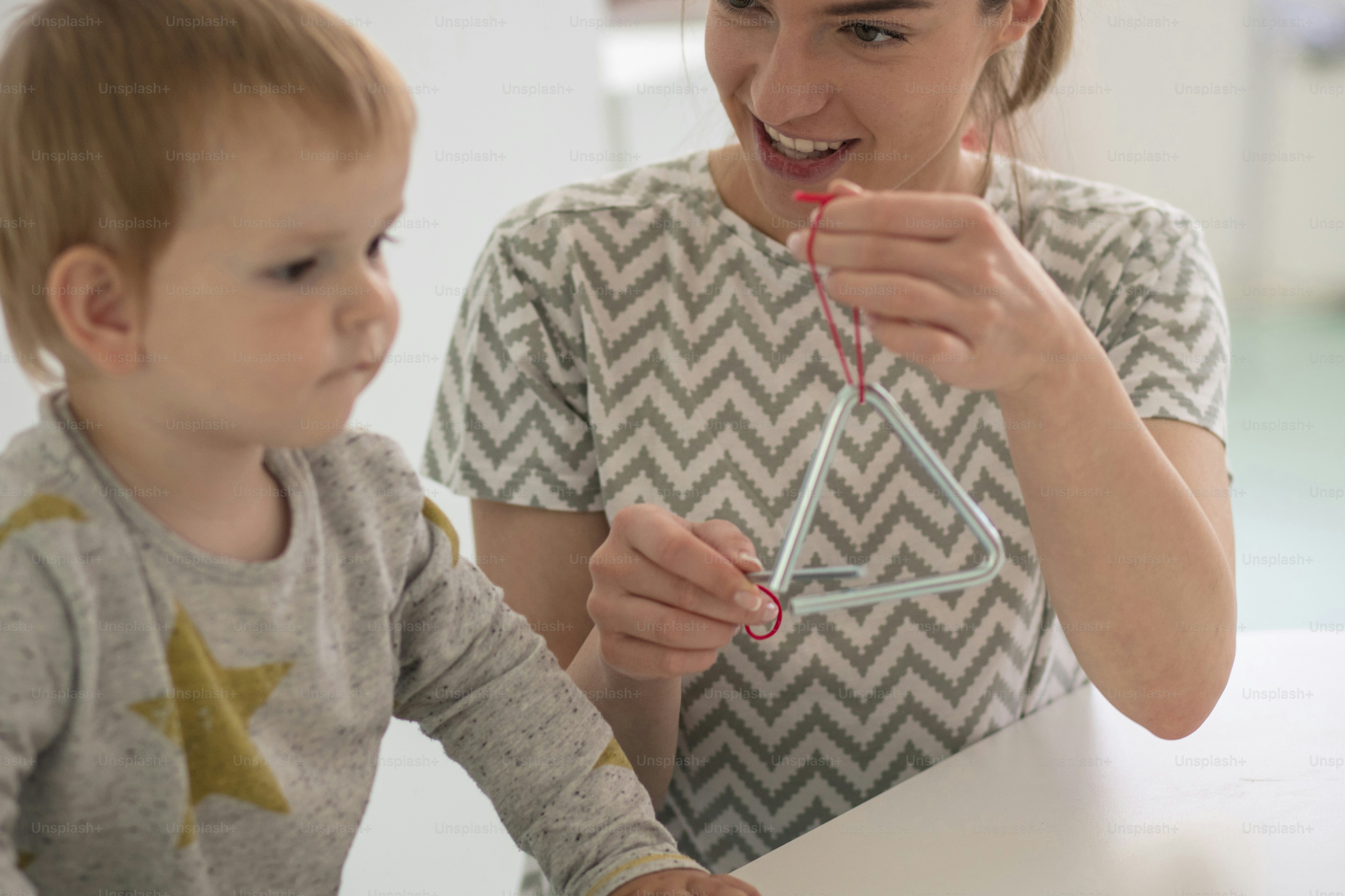 À l’écoute d’un talent en développement. Enfant à l’école maternelle ...