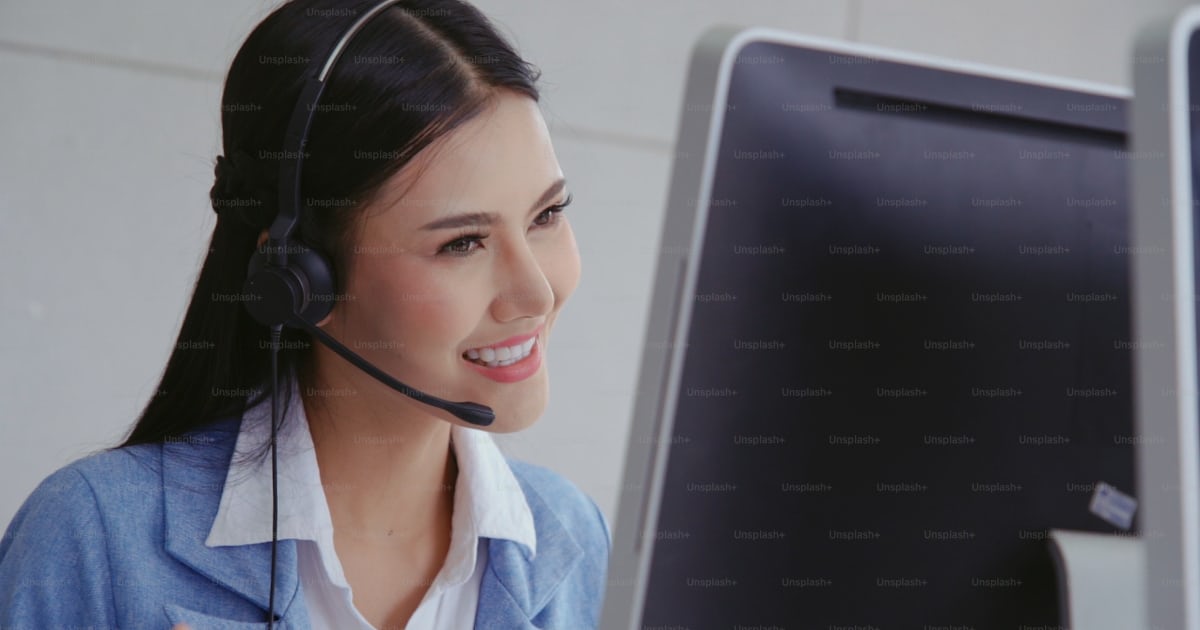 L’agent du support client ou le centre d’appels avec casque fonctionne ... L’agent du support client ou le centre d’appels avec casque fonctionne ...