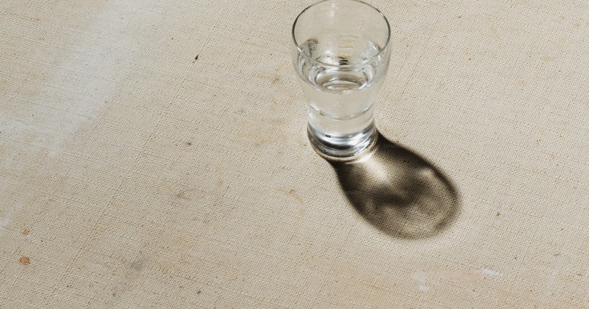 Mezcal은 모든 유형의 오븐에서 조리된 용설란으로 만든 멕시코 증류 알코올 음료입니다 사진 Unsplash의 이삭 이미지