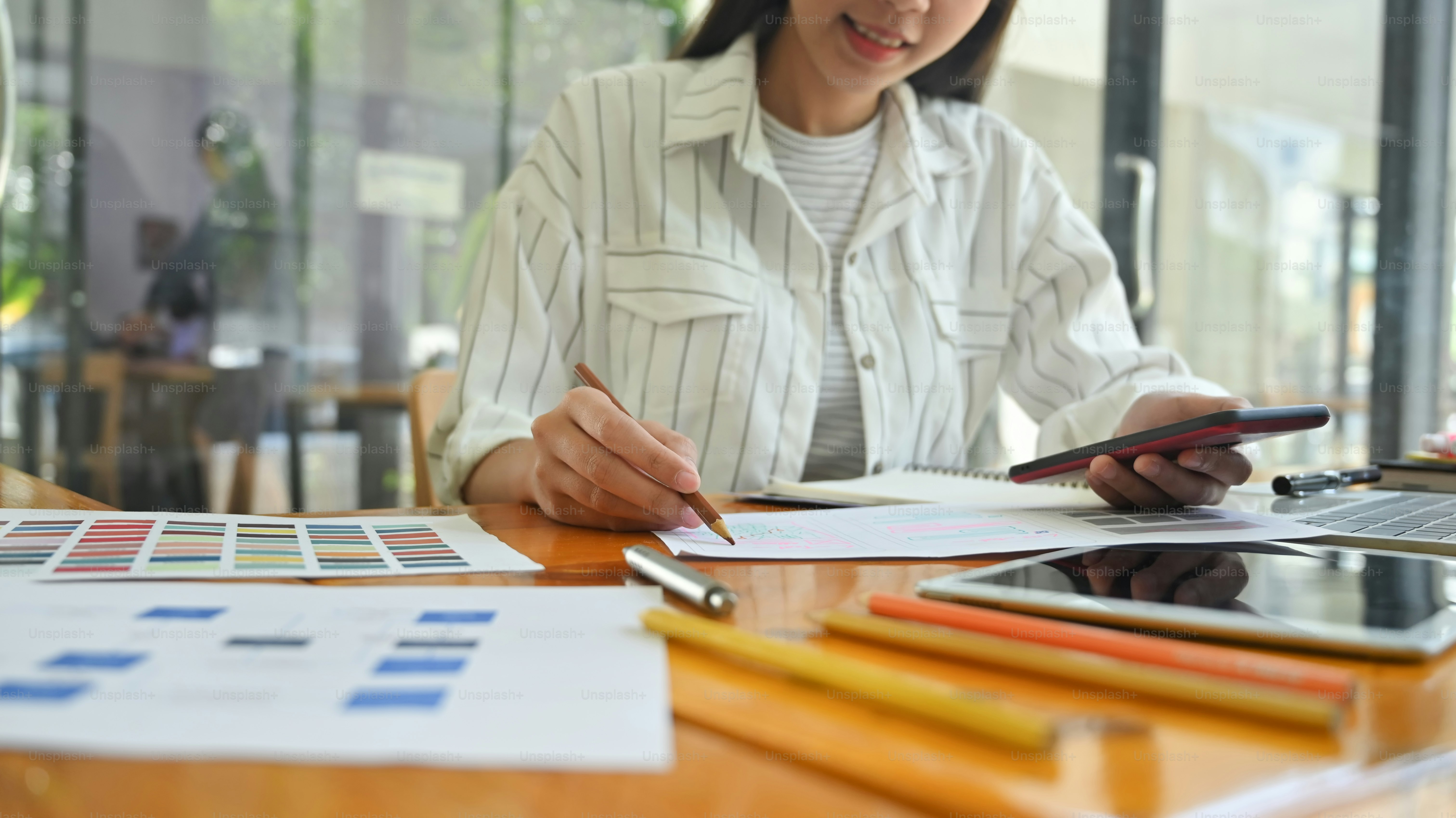 Joven mujer creativa trabajando en el lugar de trabajo. foto – Imagen ...