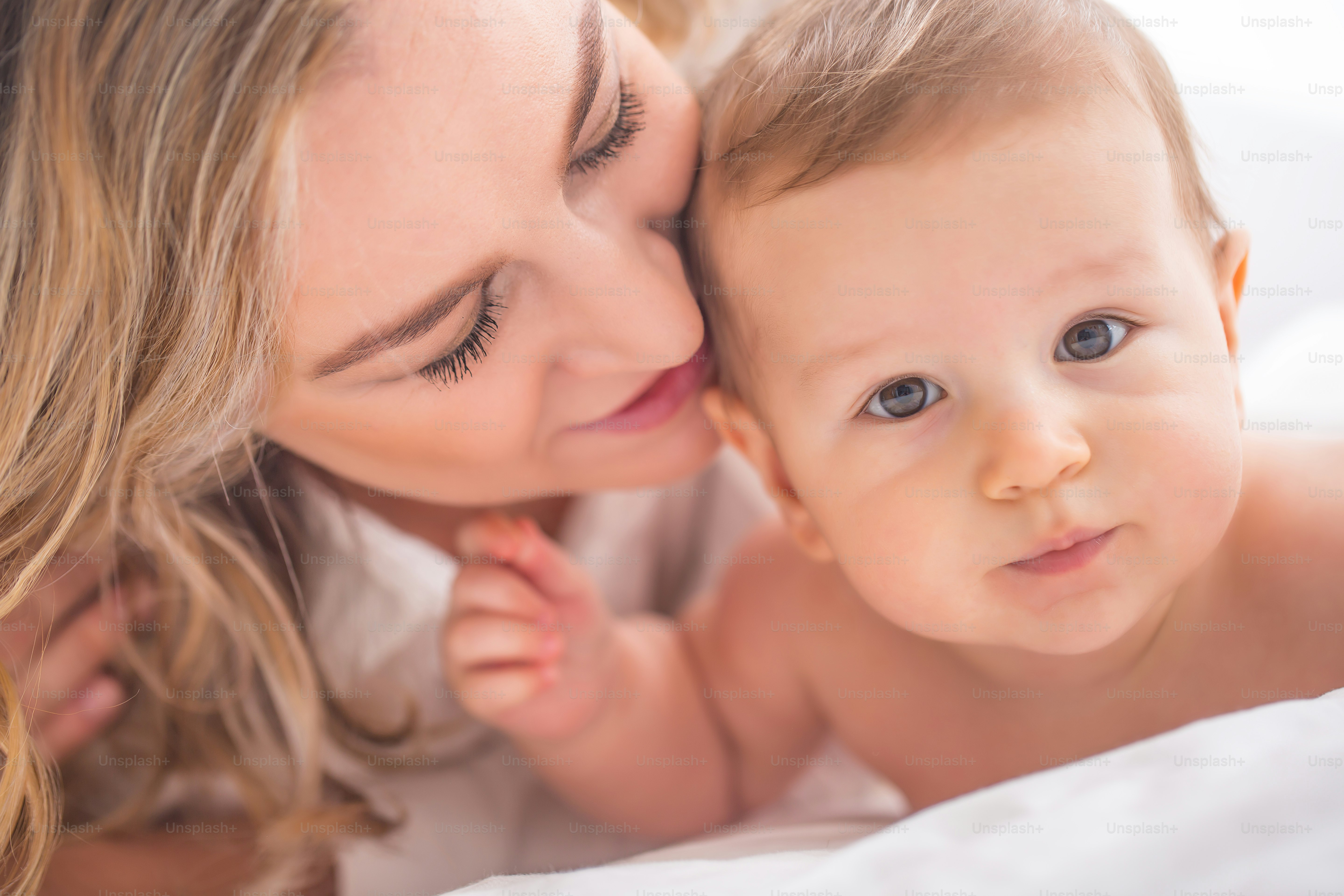 Foto Madre E Hijo Jugando En Una Cama Blanca Ternura De Madres Y Besos