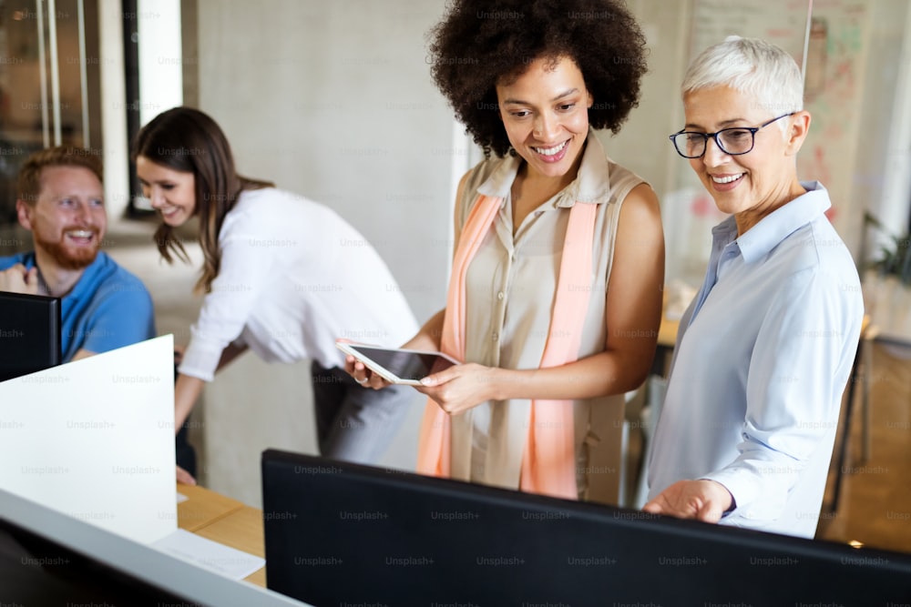 Groupe de gens d'affaires heureux et prospères au travail au bureau ... Groupe de gens d'affaires heureux et prospères au travail au bureau ...