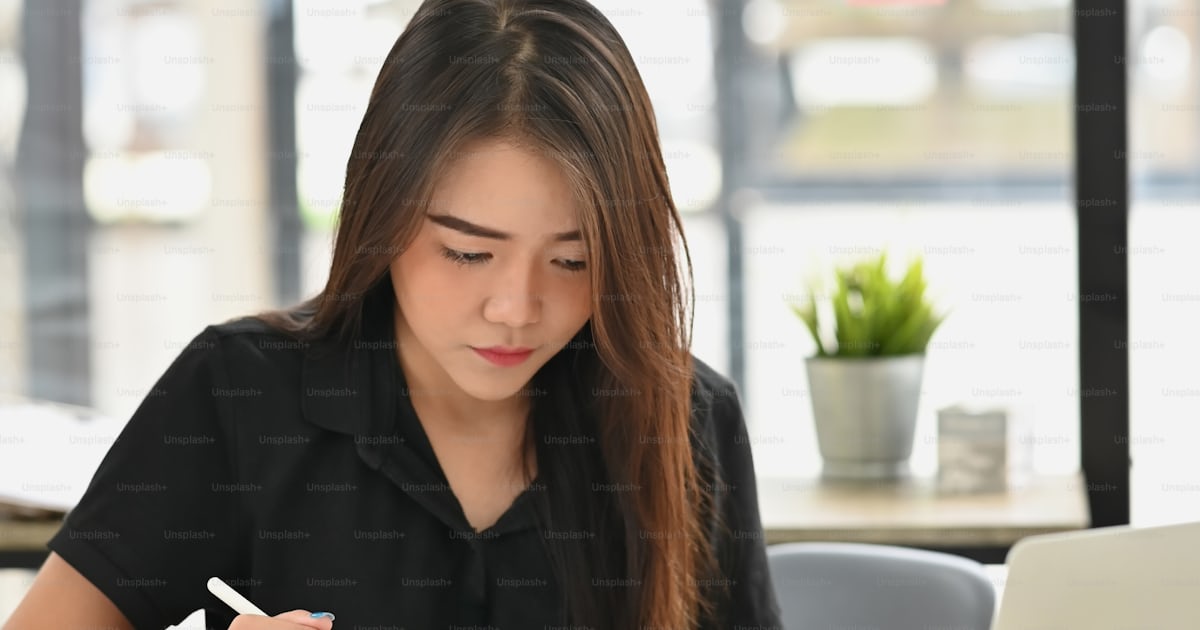 태블릿 컴퓨터와 스타일러스 펜으로 일하는 젊은 창조적인 여성 사진 Unsplash의 휴식 이미지