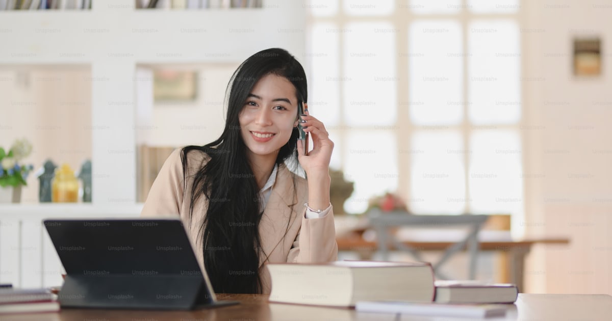 편안한 직장에서 새 프로젝트를 진행하고 카메라를 향해 웃고 있는 아름다운 사업가의 초상화 사진 Unsplash의 사무실 이미지
