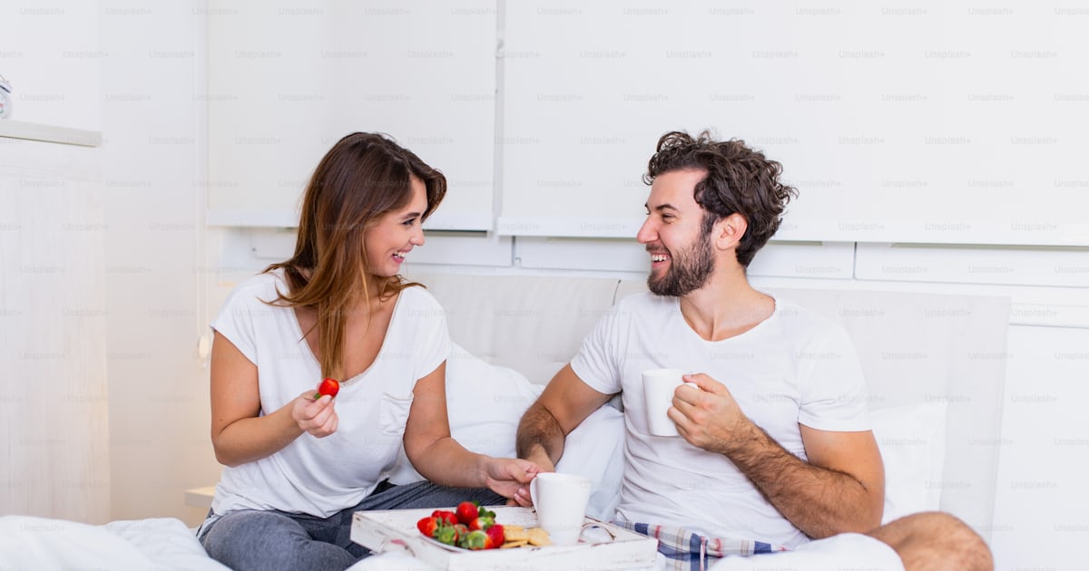 침대에서 낭만적 인 아침 식사 남자는 그의 여자를 위해 준비 그녀는 매우 행복했다 침대에서 아침 식사와 커피를 먹는 침대에서