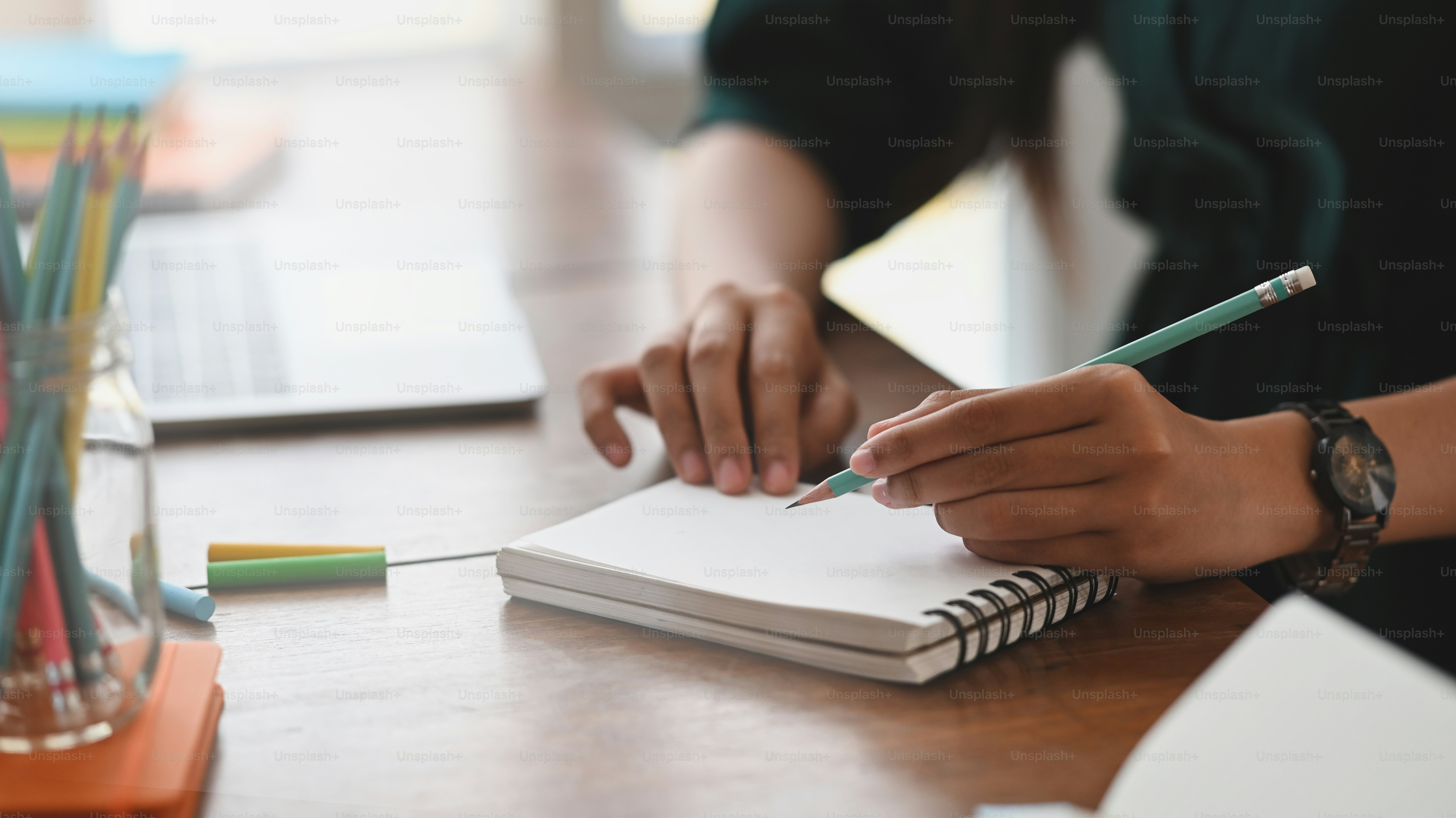Closeup hands writing her diary. photo – Businesswoman Image on Unsplash