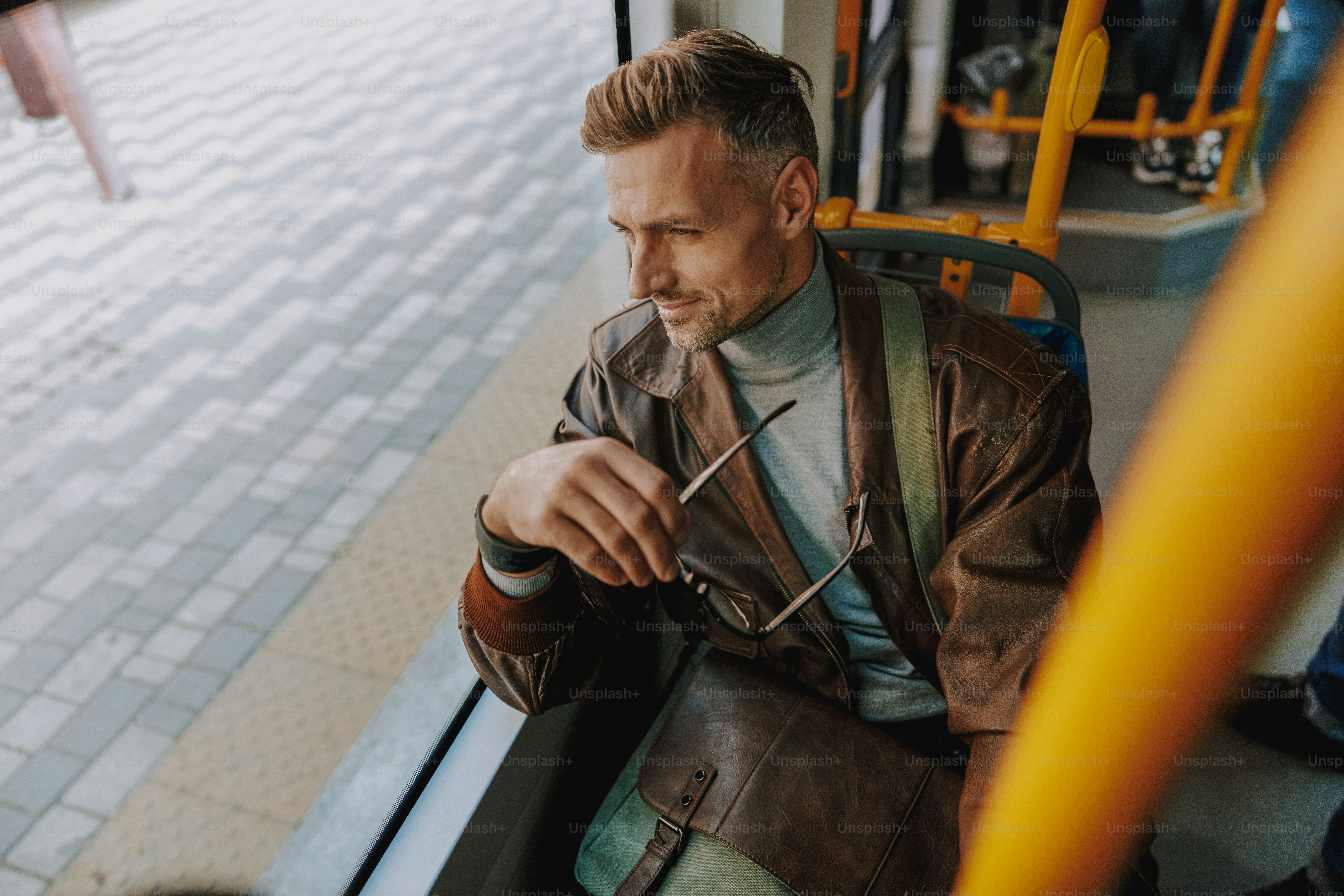 Foto Apuesto caballero usando el transporte público para llegar a casa foto de stock. Bandera ...