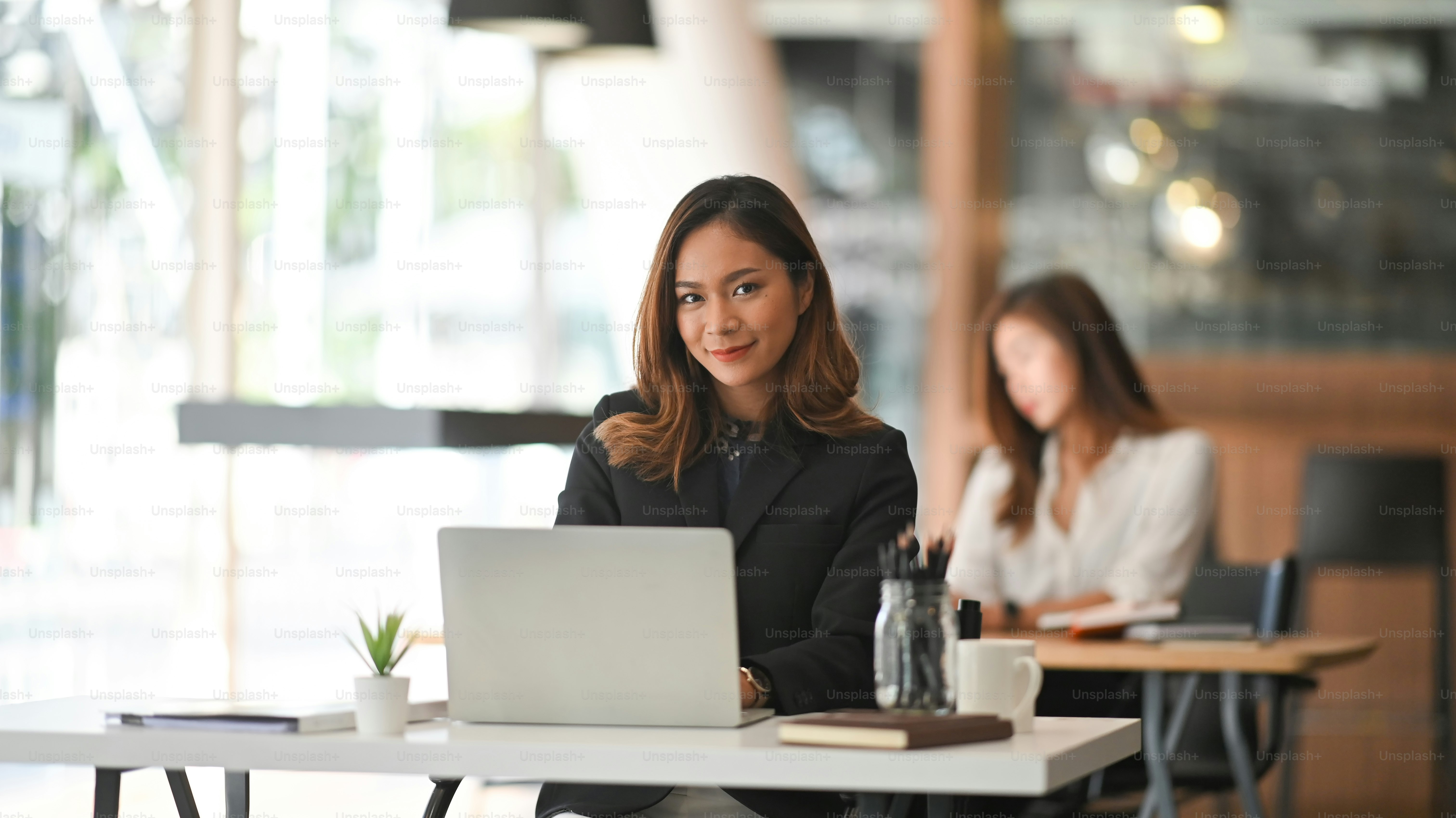 Young businesswoman confidence moment and smile enface sitting on ...