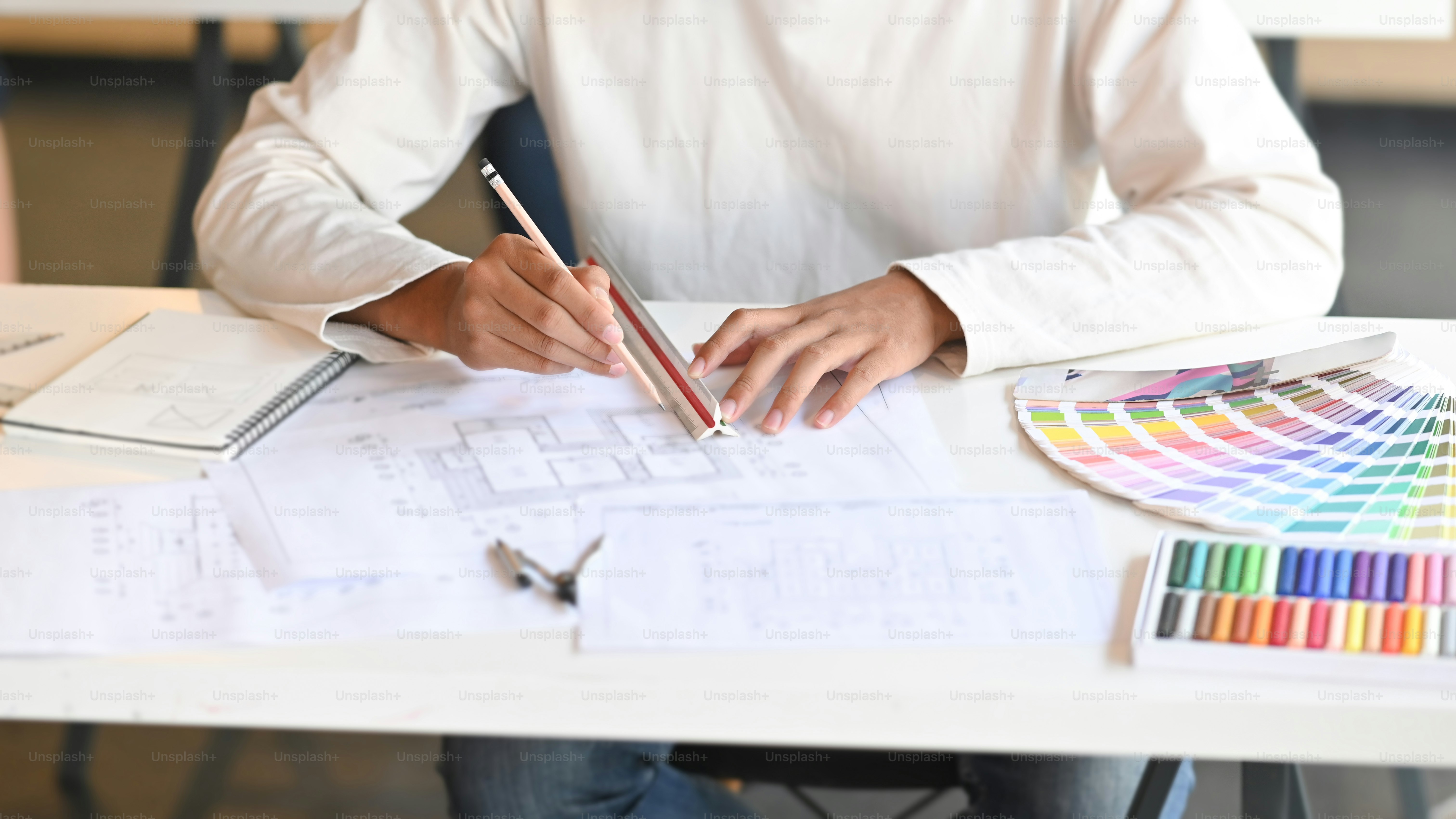 Nahaufnahme Architekturzeichnung mit Bleistift auf Entwurfstisch. Foto ...
