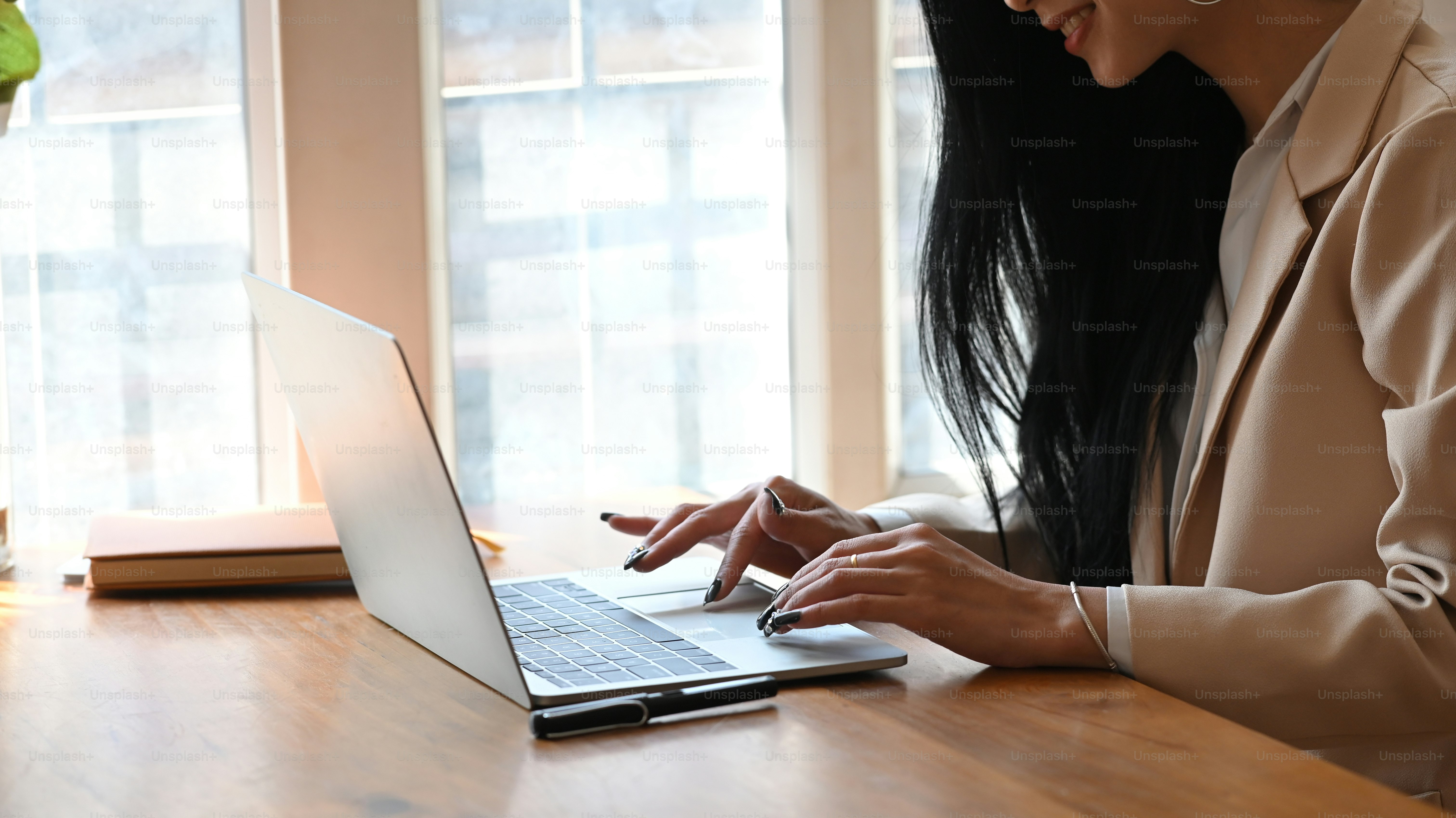 Cropped shot businesswoman using her laptop computer. photo – Typing ...