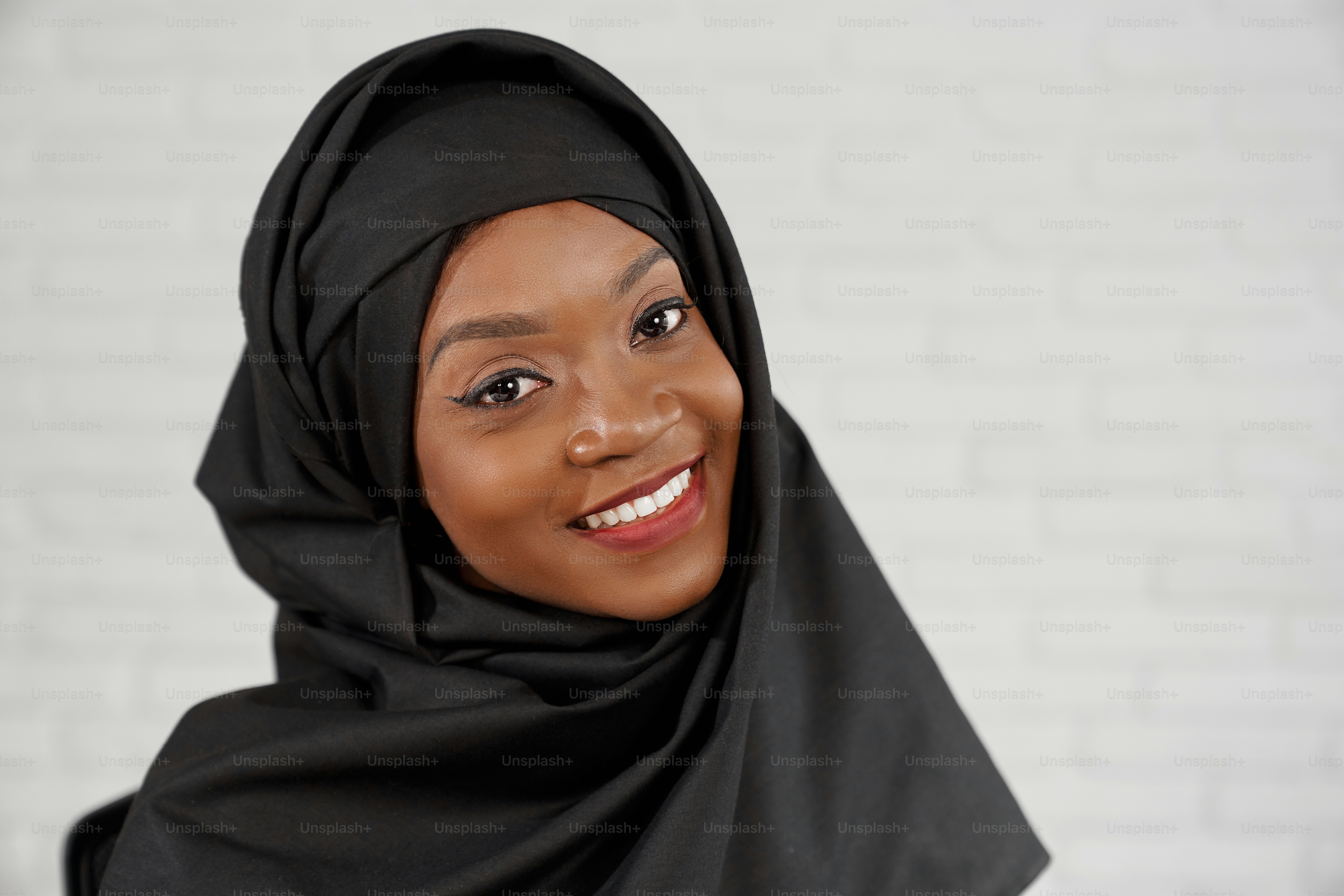 Portrait d’une jolie et belle femme musulmane africaine en hijab noir ...