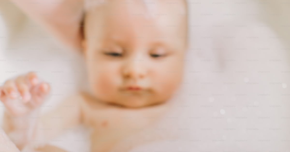 거품 거품을 가지고 노는 목욕을 하는 행복한 웃는 아기 욕조에 있는 어린 아이 유아 씻기 및 목욕 어린 아이들을위한 위생