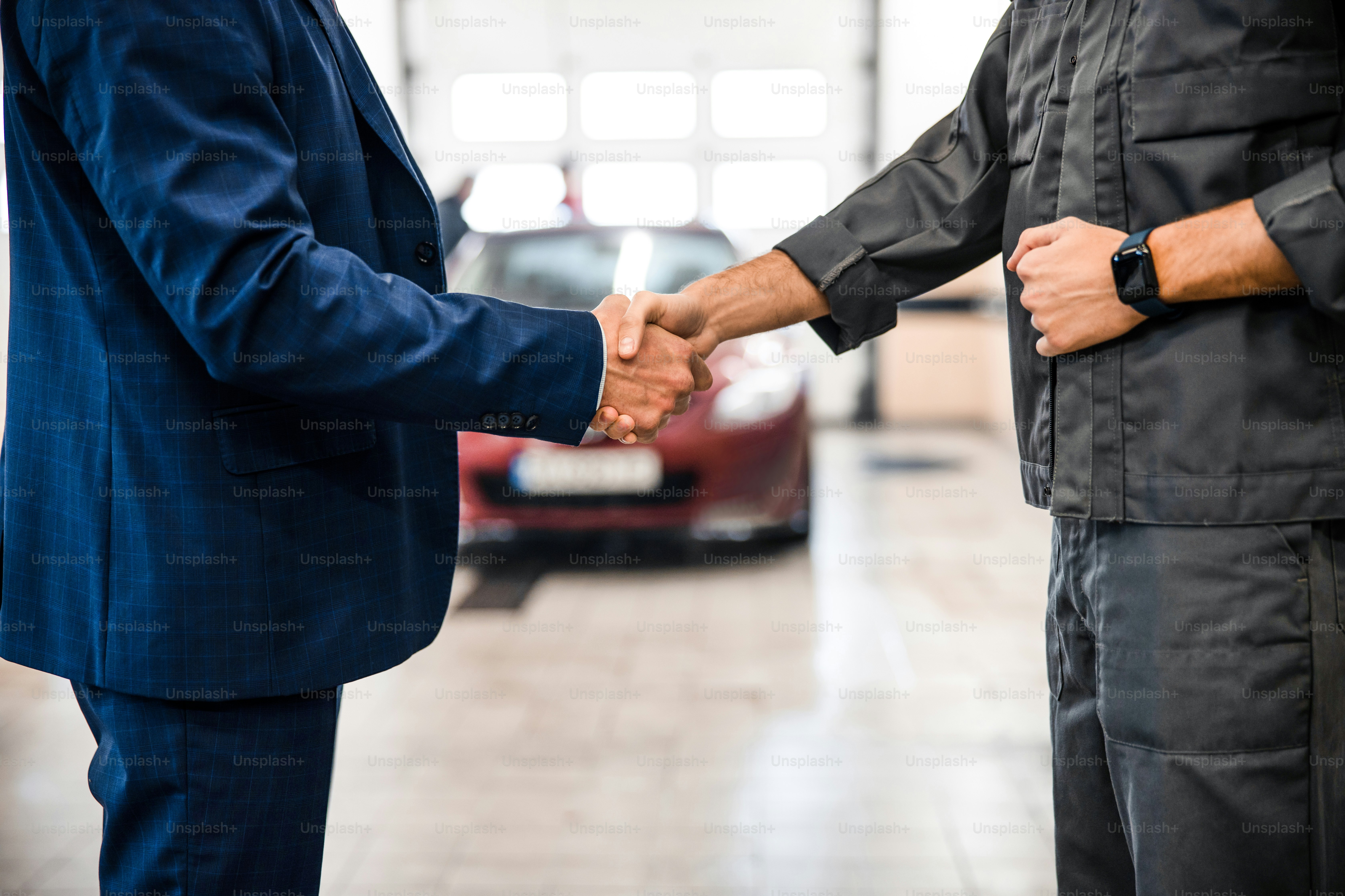 Cropped photo of a businessman shaking a workers hand photo – Human ...