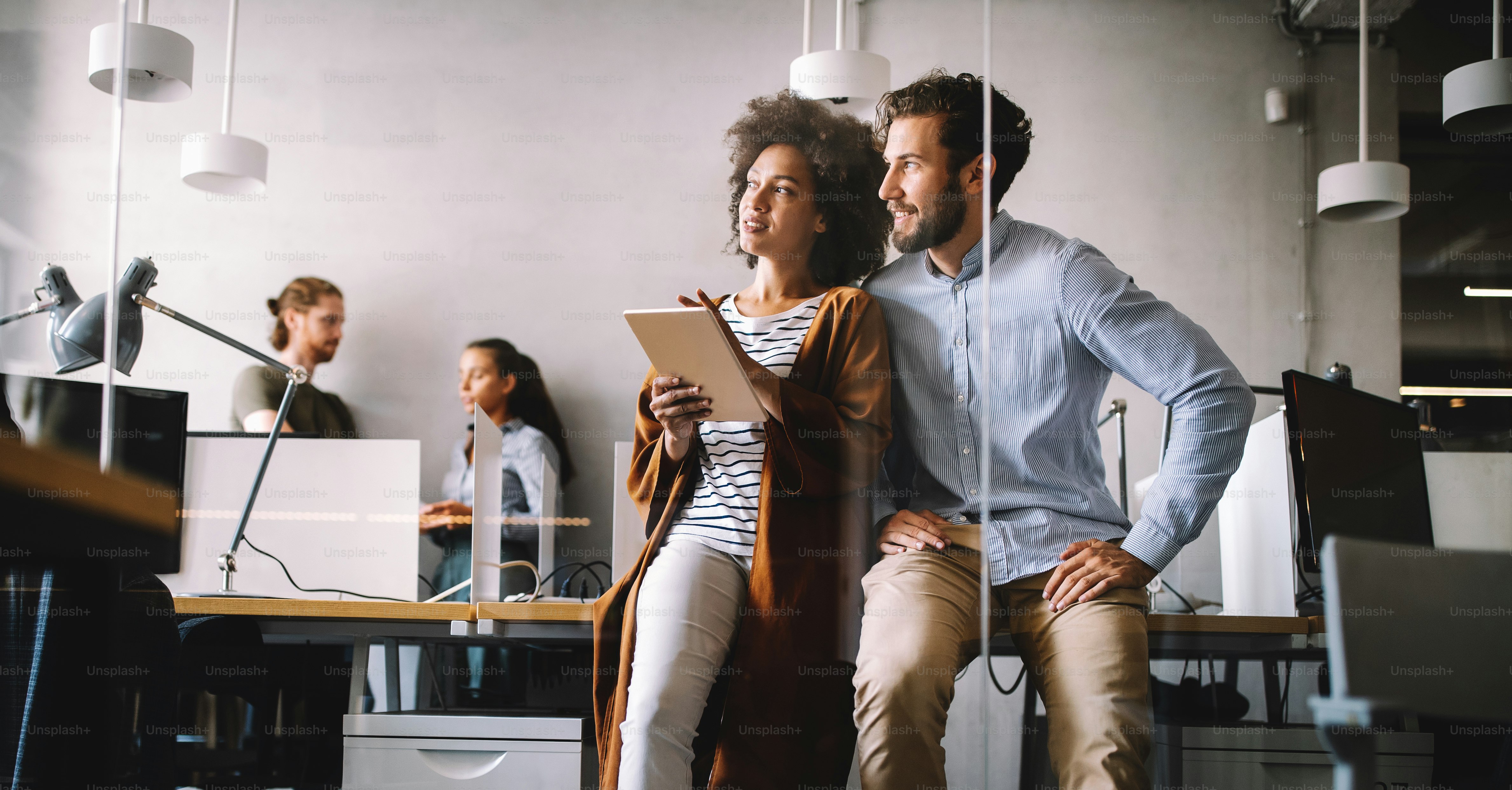 Geschäftstreffen und Teamarbeit von Geschäftsleuten im Büro Foto – Bild ...