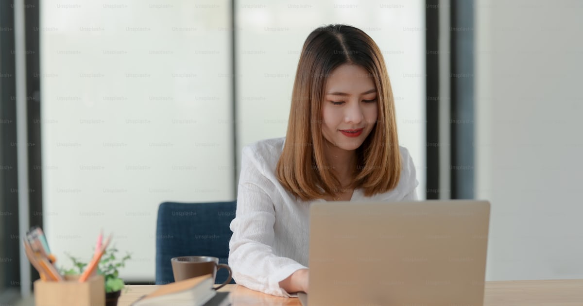편안한 사무실에서 일하는 장소에 앉아 일하는 여성 기업가의 모습을 닫습니다 사진 Unsplash의 태국 이미지