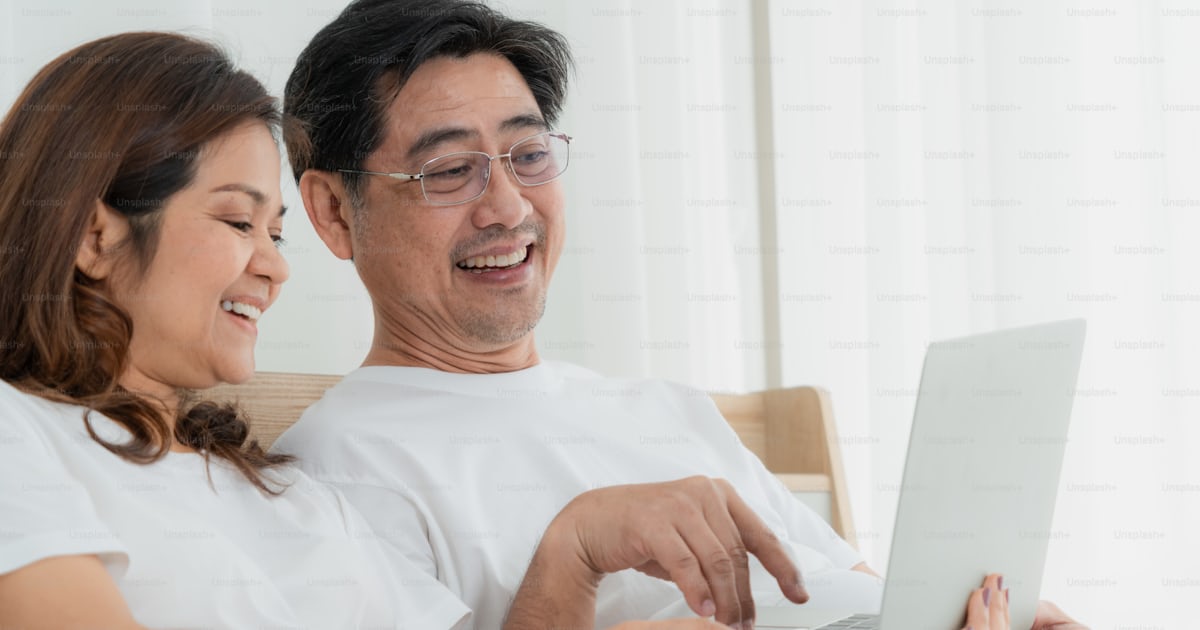 집에서 즐거운 시간을 보내는 행복한 아시아 노부부 노인 은퇴와 건강한 시민 노인 개념 사진 Unsplash의 건강한
