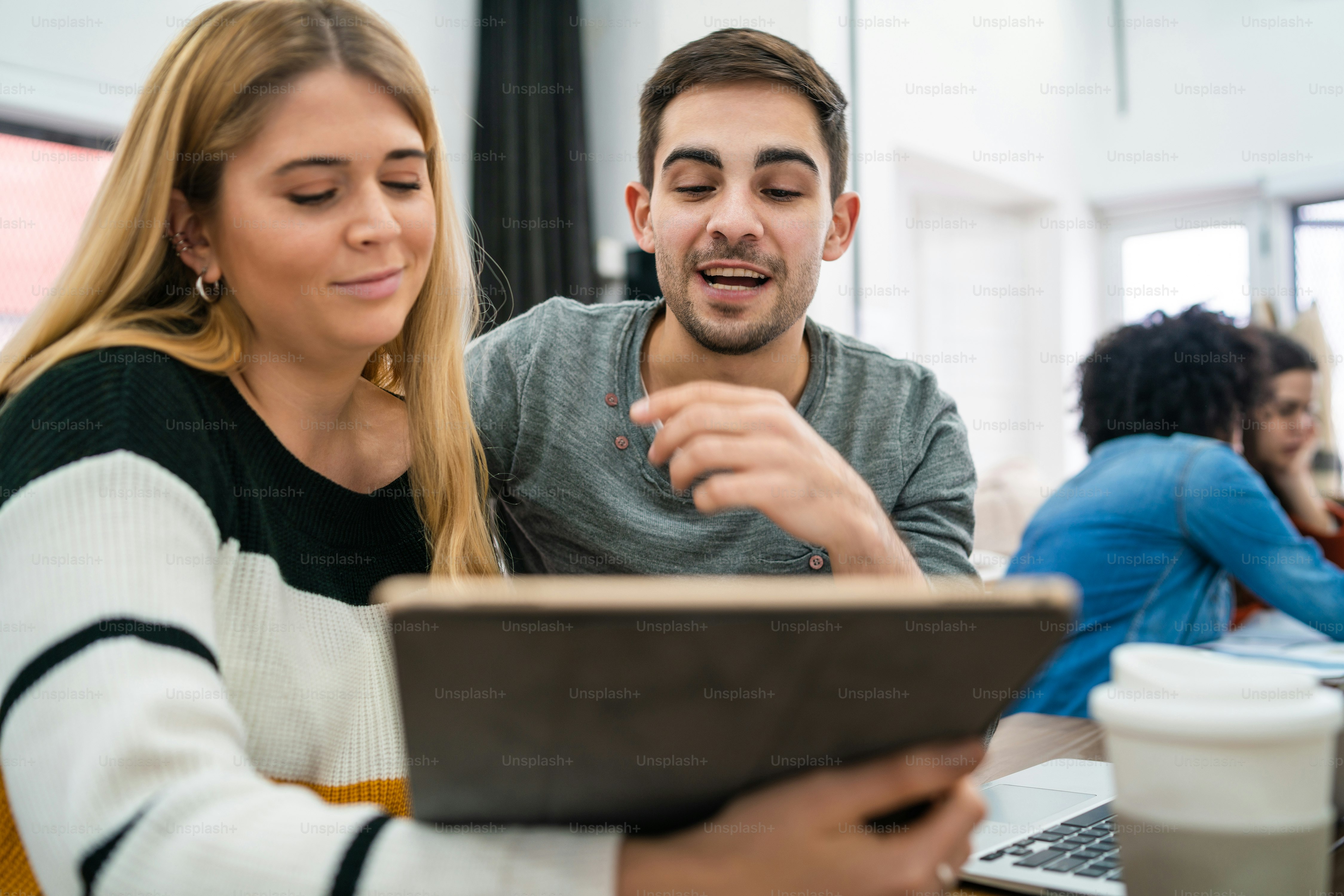 Foto Dois designers criativos trabalhando em um projeto juntos, lendo ...