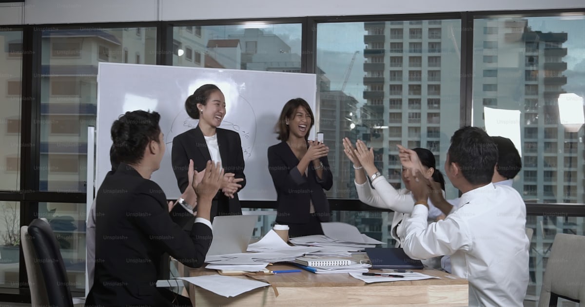 성공적인 아시아 사업가와 사업가가 그룹 회의에 참석하면서 프로젝트 성공을 축하합니다 승리와 승자 개념 사진