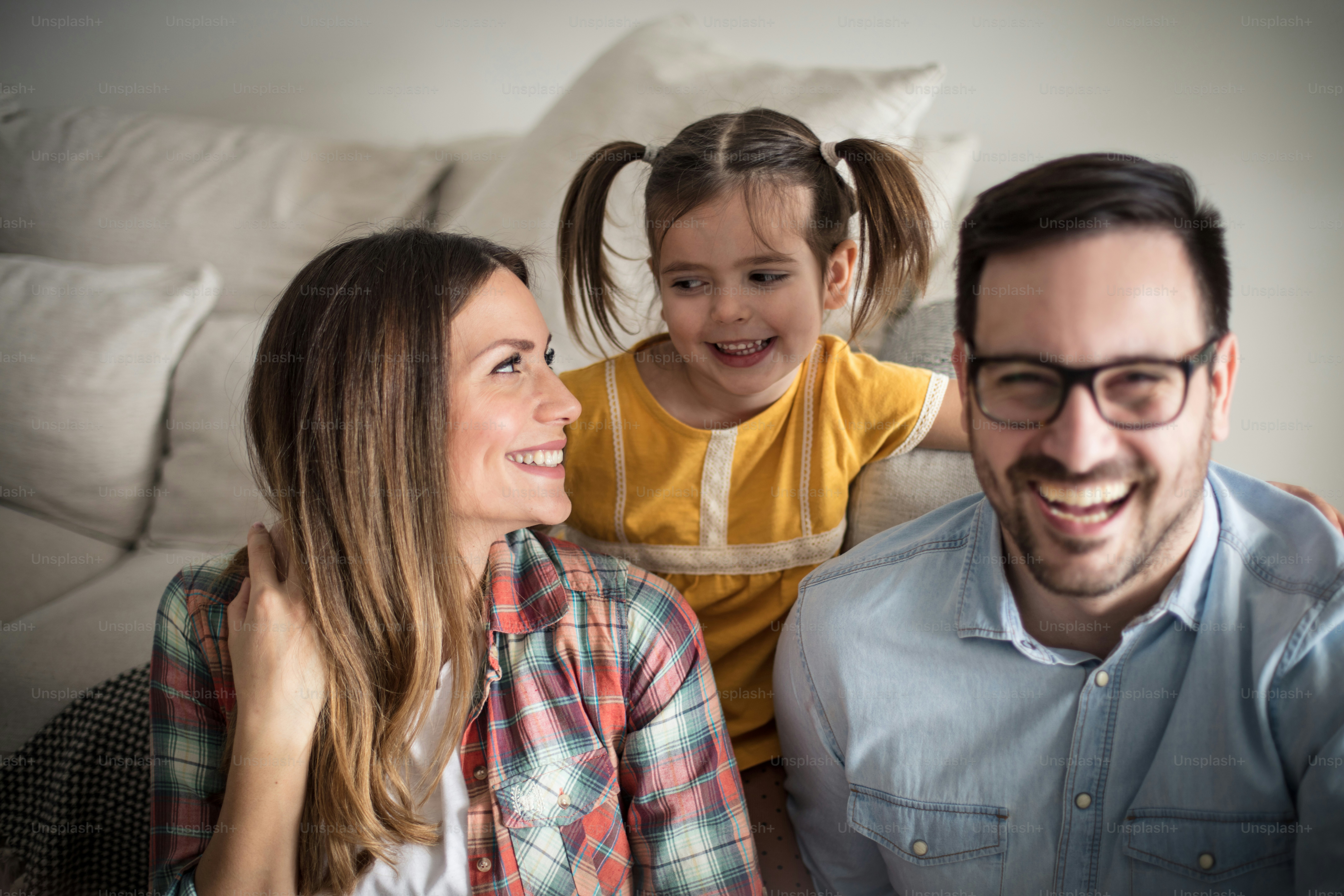 Foto Pasar tiempo juntos como familia es importante para nosotros. Padres con hija en casa ...