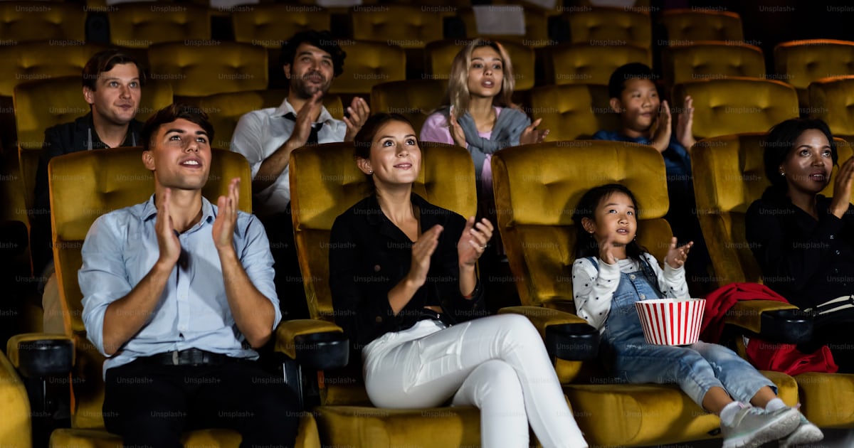 Foto La gente ve la película en el cine del cine. Concepto de actividad ... Foto La gente ve la película en el cine del cine. Concepto de actividad ...