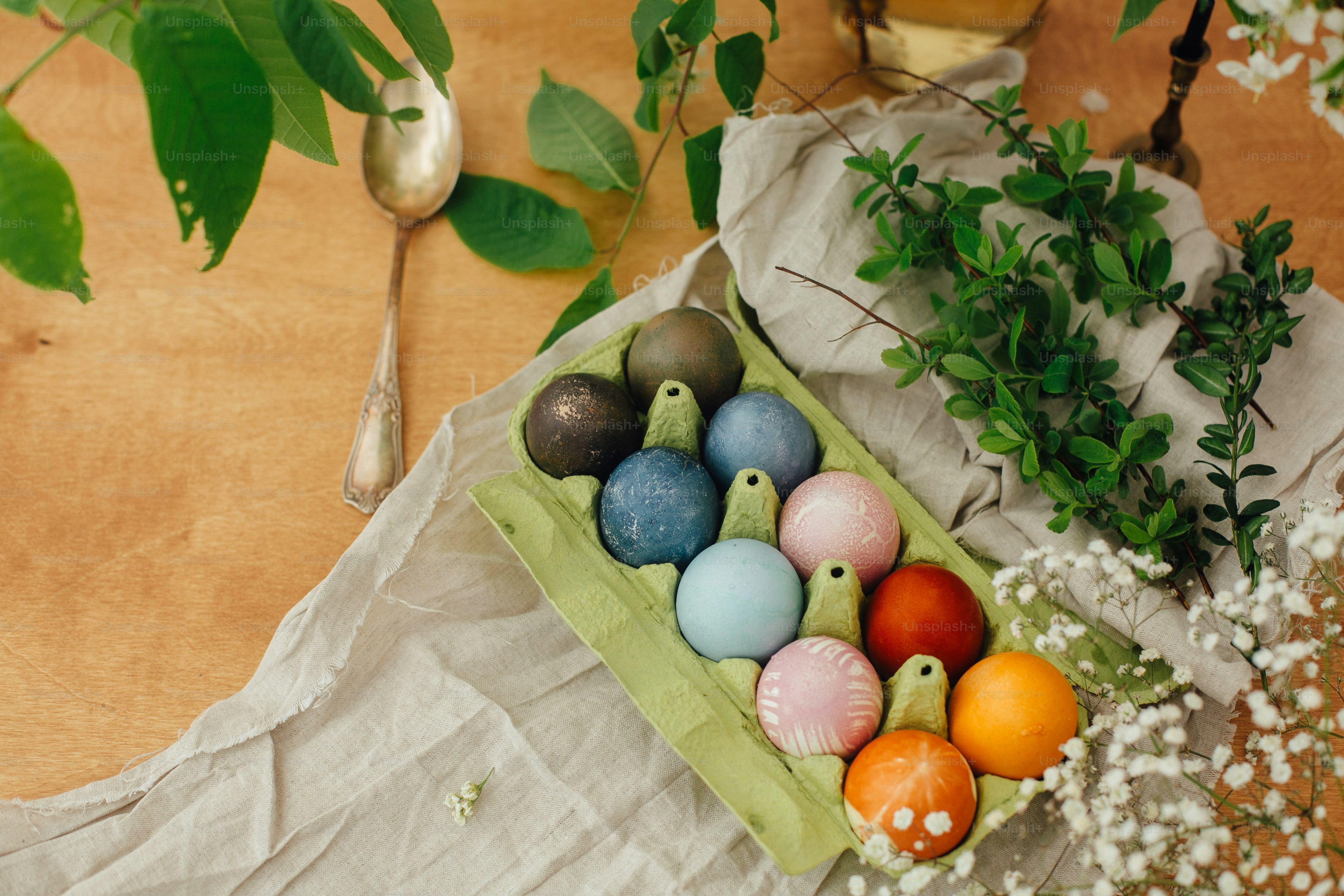 Foto Huevos de pascua amarillos, rosas, azules y grises modernos ...