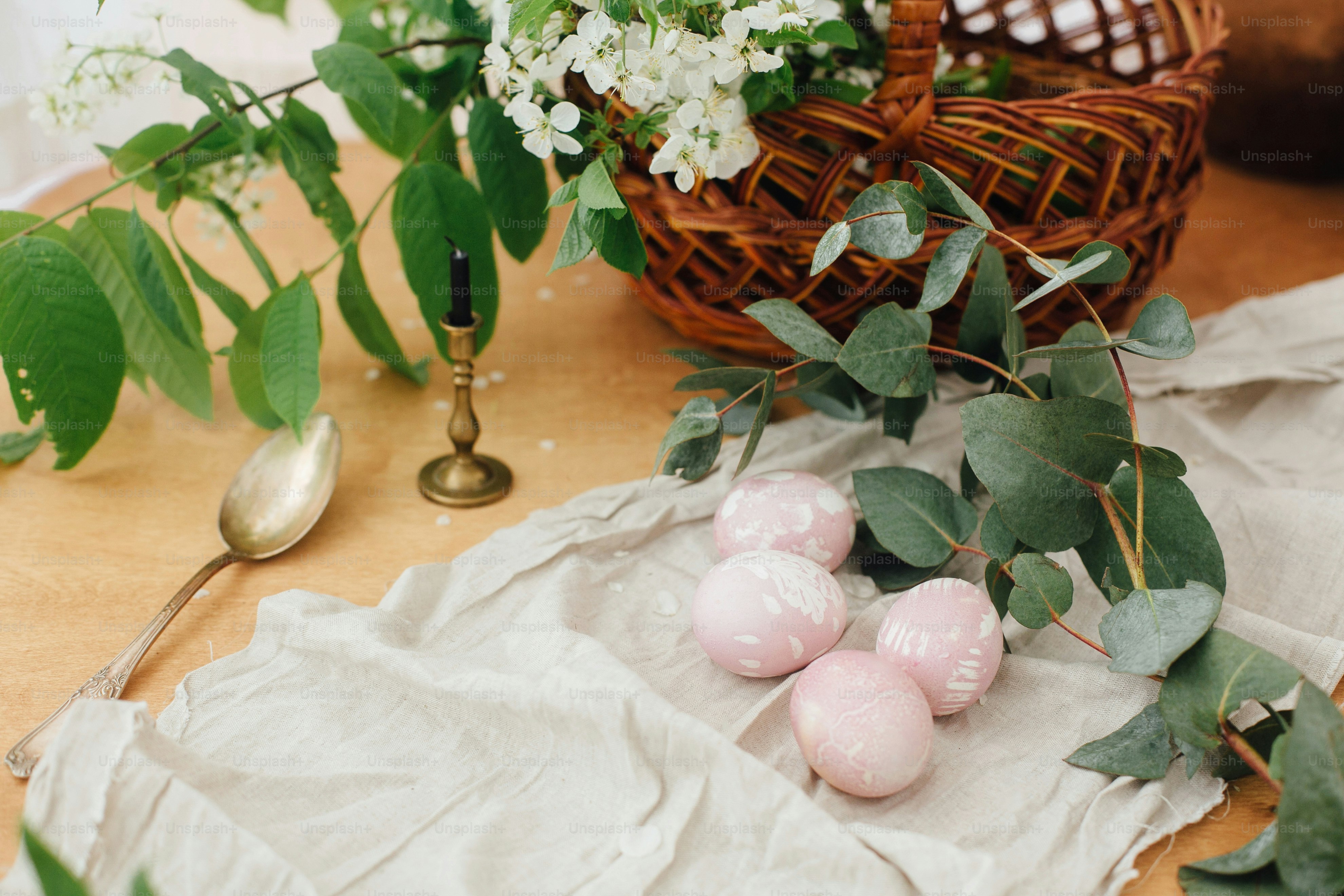 Foto Huevos de Pascua modernos con rama de eucalipto sobre mesa rústica ...