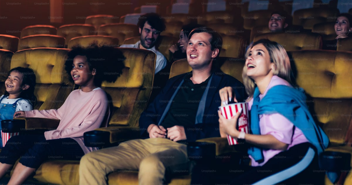 Foto La gente ve la película en el cine del cine. Concepto de actividad ... Foto La gente ve la película en el cine del cine. Concepto de actividad ...