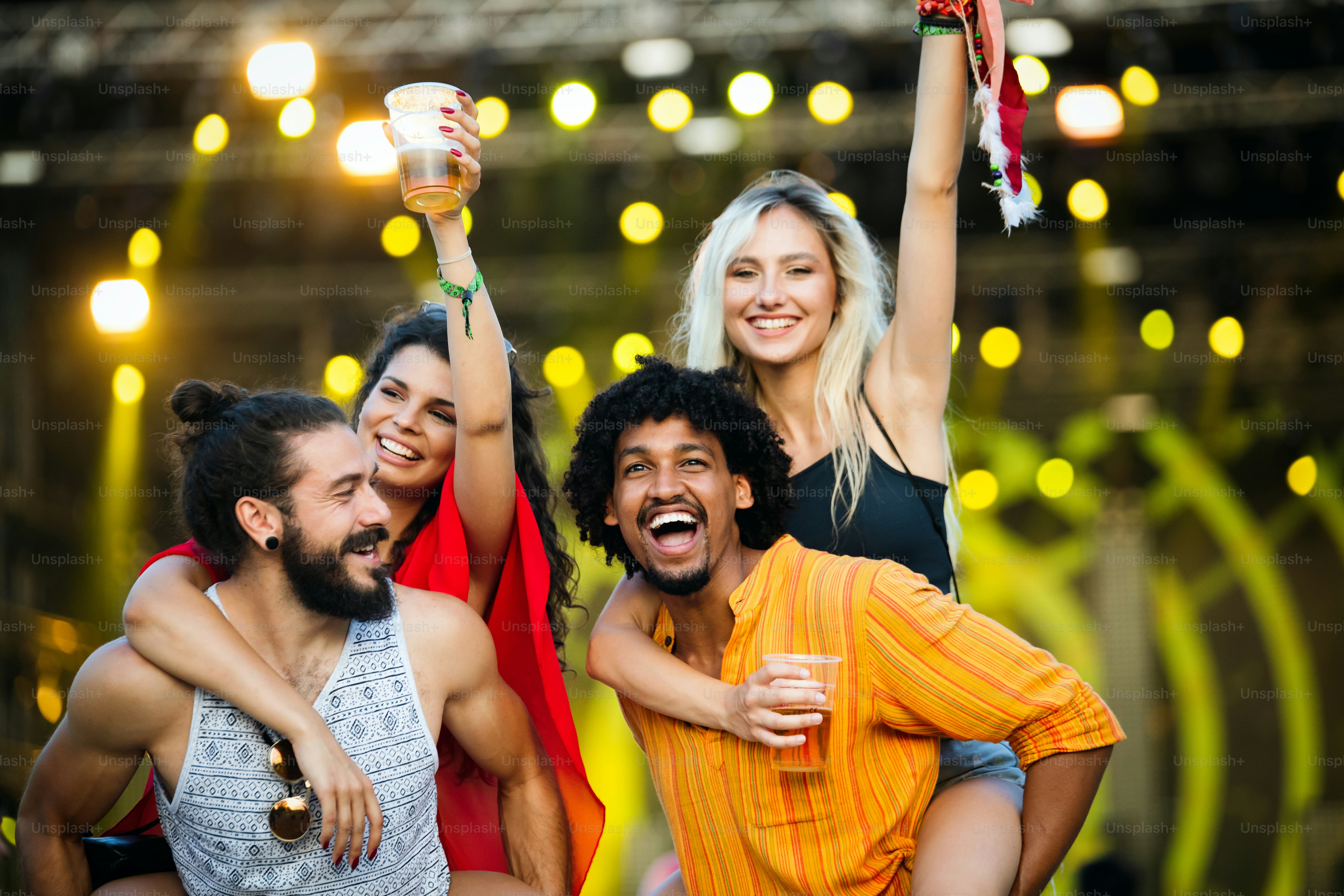 Grupo feliz de amigos rindo e se divertindo ao ar livre foto – Imagem ...