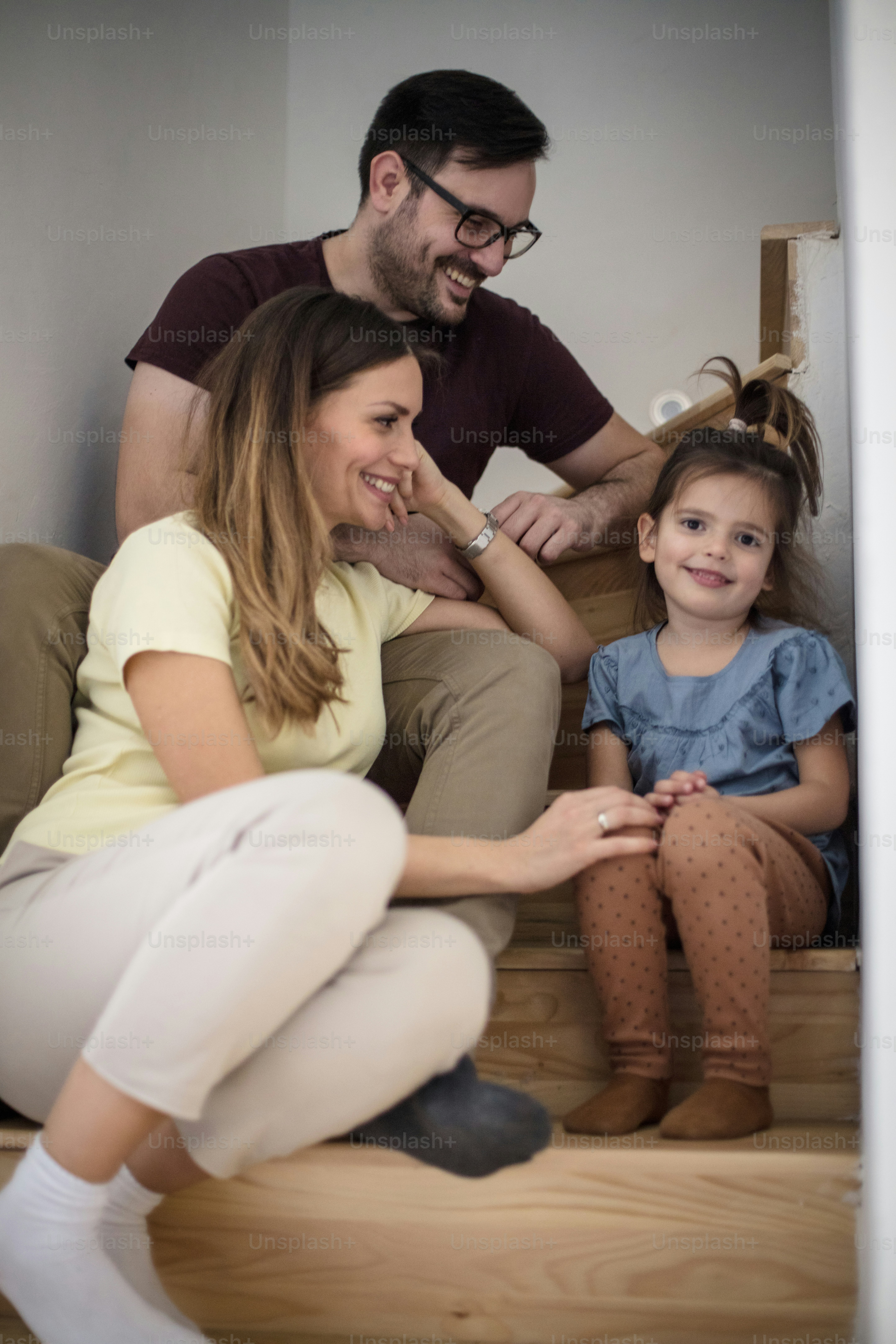 La famille, c’est le bonheur à l’état pur. Parents avec leur fille ...