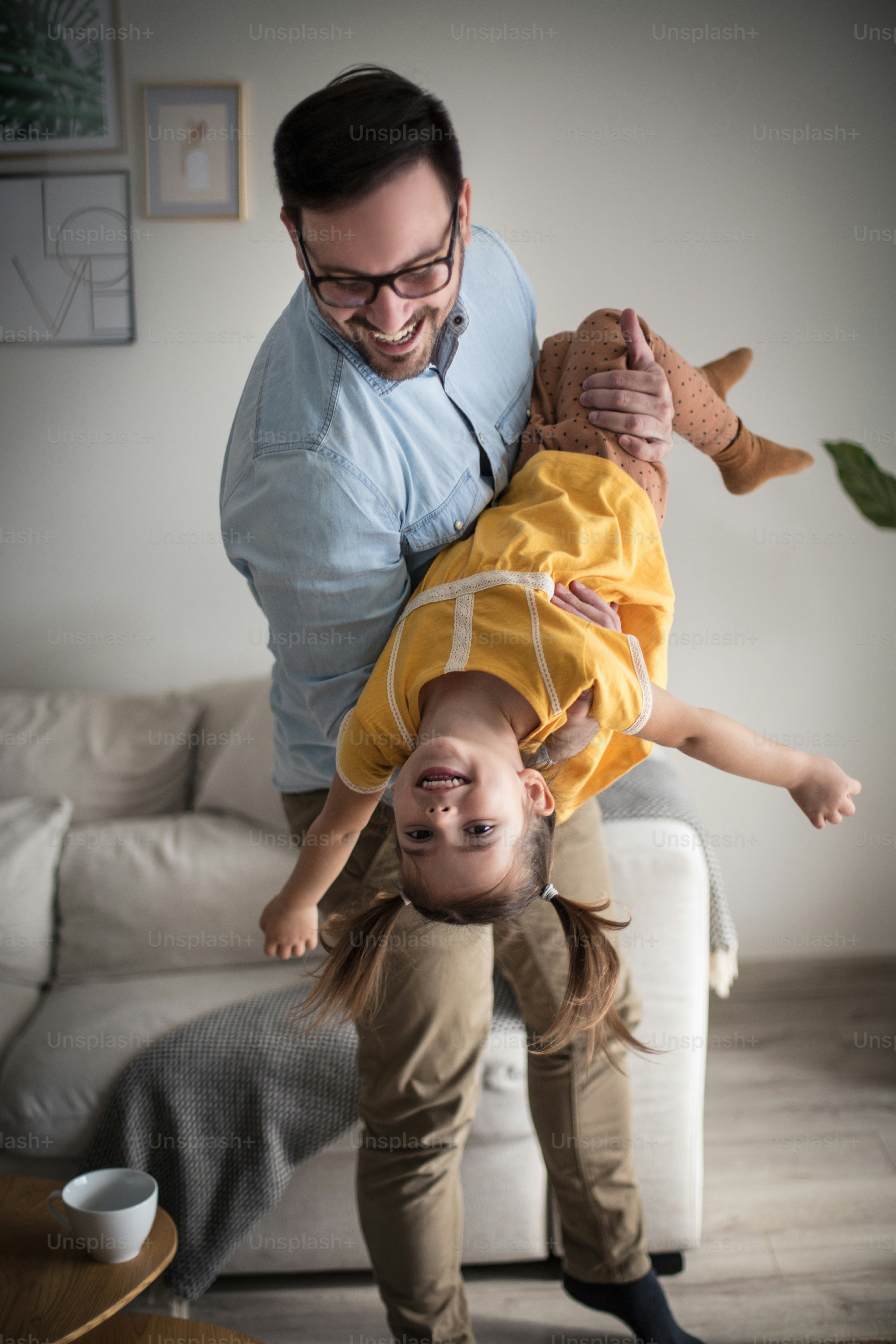 Estamos Nos Divertindo Mais Pai E Filha Brincando Em Casa Foto