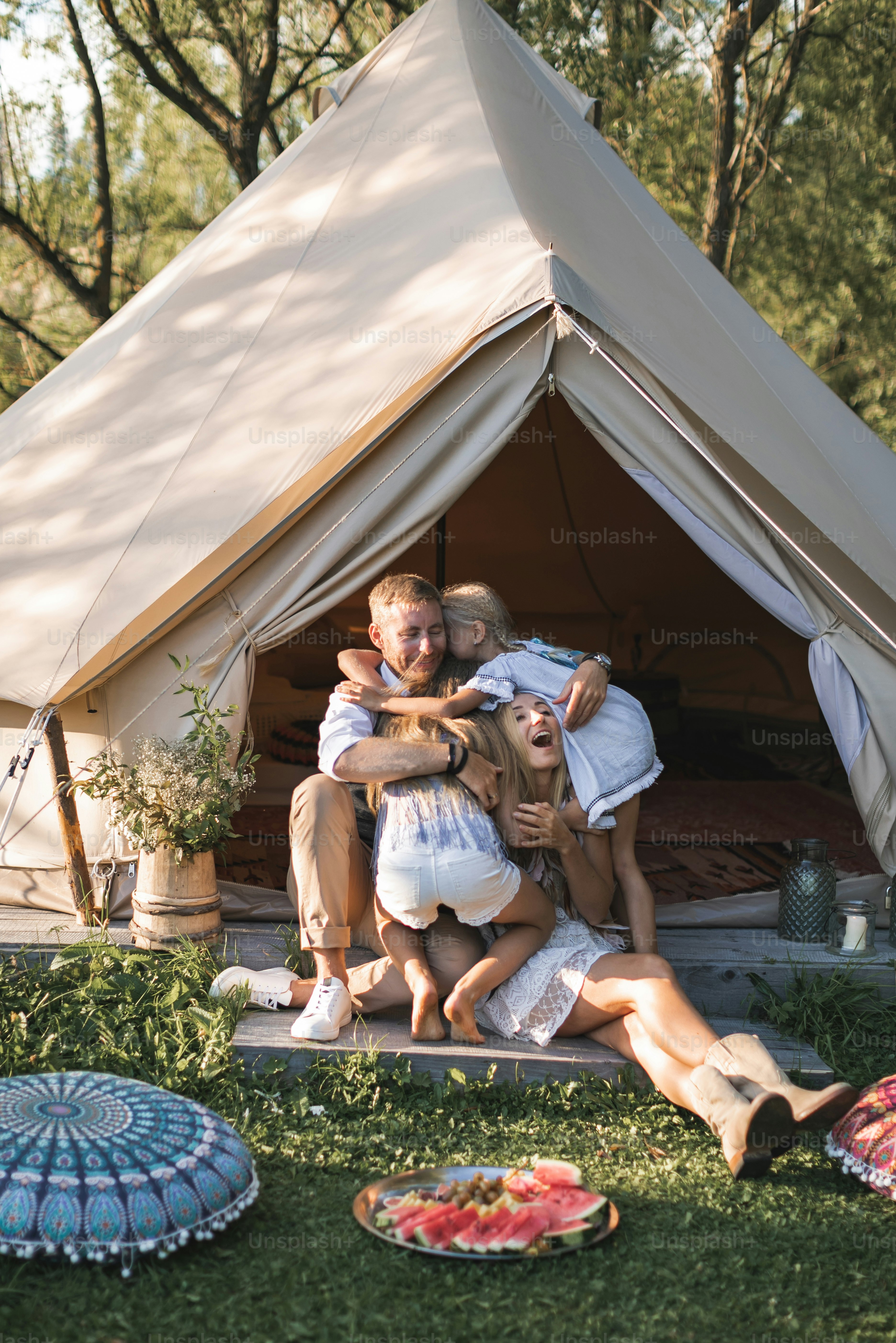 Foto zum Thema Glückliche vierköpfige Familie, Papa, Mama und zwei Kinder, die ihre gemeinsame ...