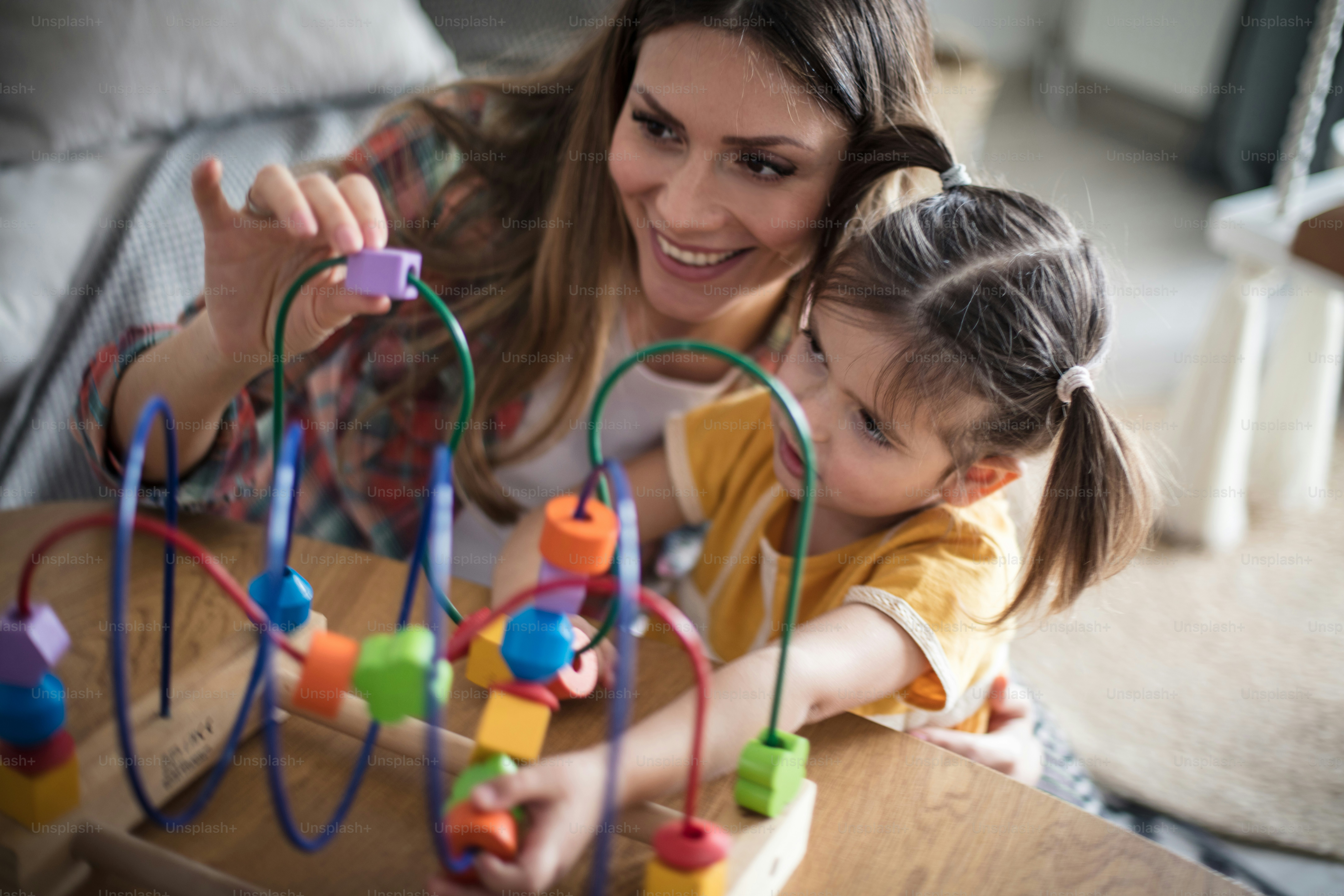 Foto Juego educativo muy interesante. Madre e hija en casa. – Serbia ...