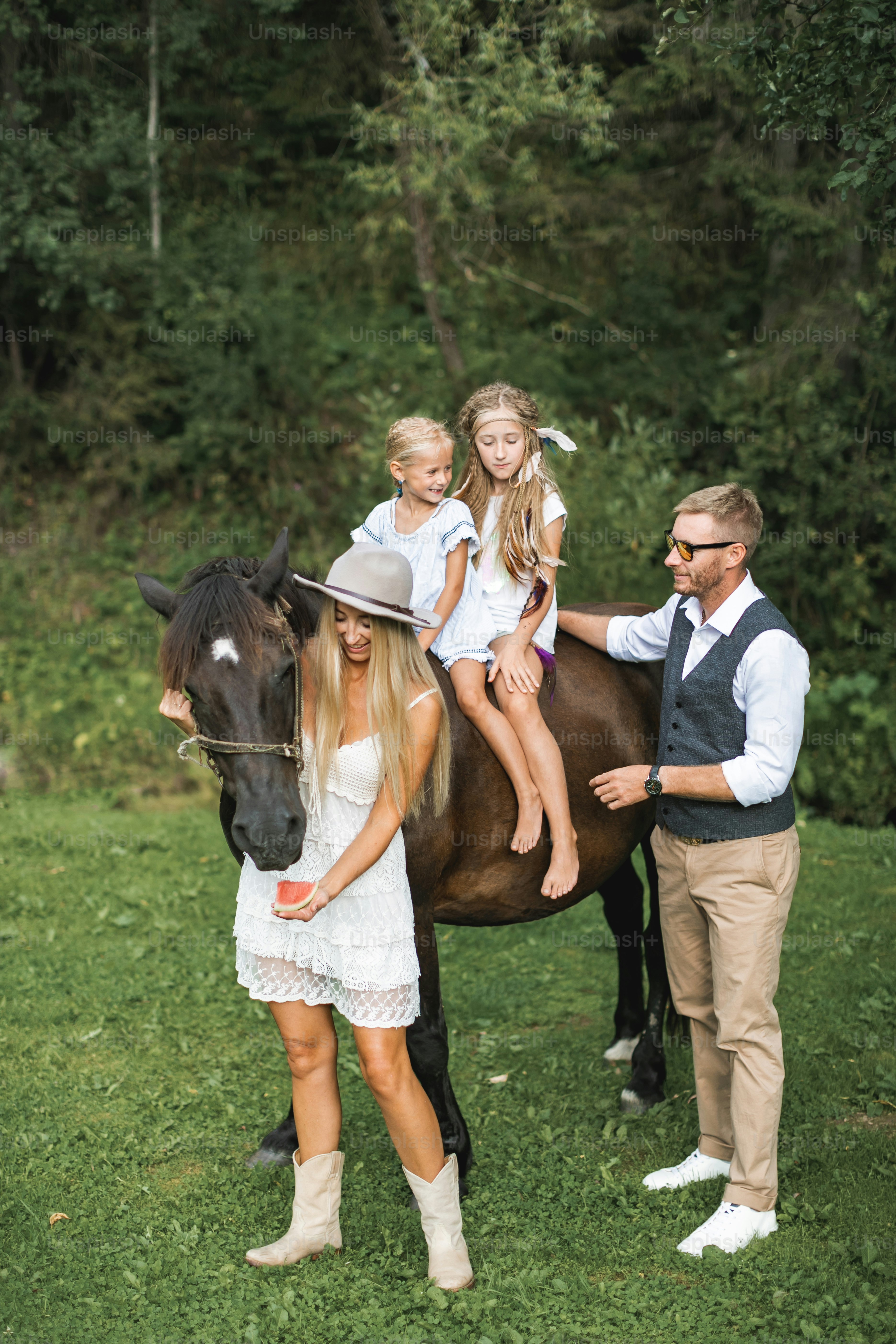 Famille heureuse, père, mère et deux enfants filles à cheval, se ...