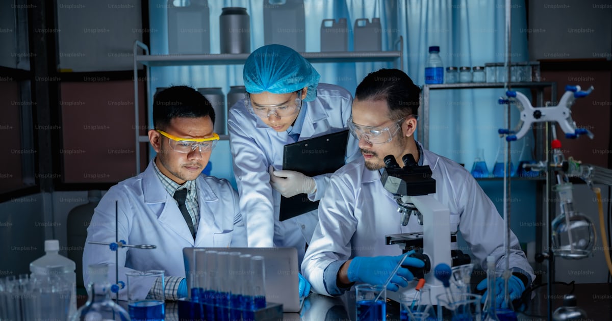 科学と医学、科学者がサンプルを分析してガラス器具に落とす、ガラス器具、dna構造、革新的および技術に関する実験室での化学液体を含む実験。の写真