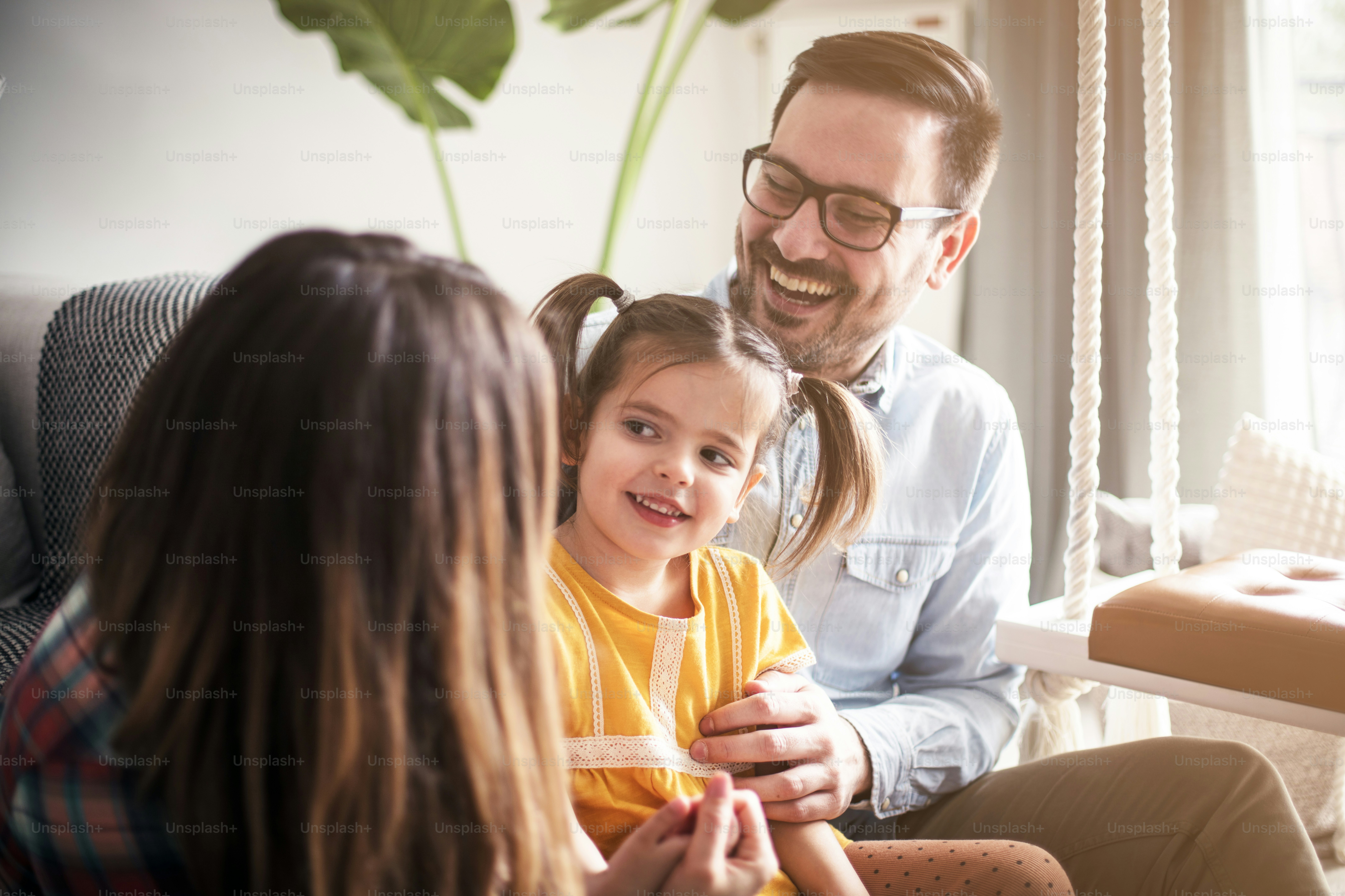 La famille, c’est le bonheur. Parents avec fille à la maison. photo ...