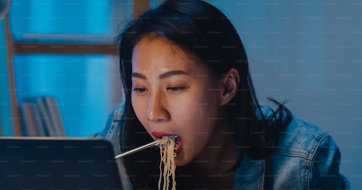 프리랜서 똑똑한 비즈니스 여성은 밤에 집에서 거실에서 노트북으로 작업하는 동안 스트레스를 받고 피곤합니다 책상에 앉아 초과